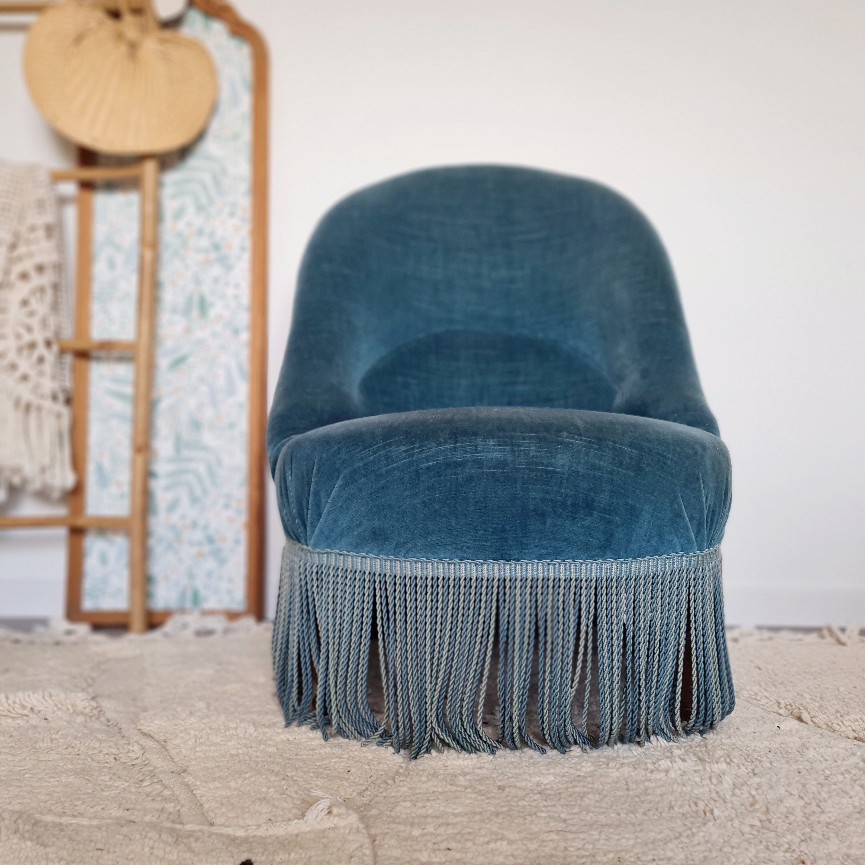Fauteuil crapaud bleu avec franges ancien | Selency