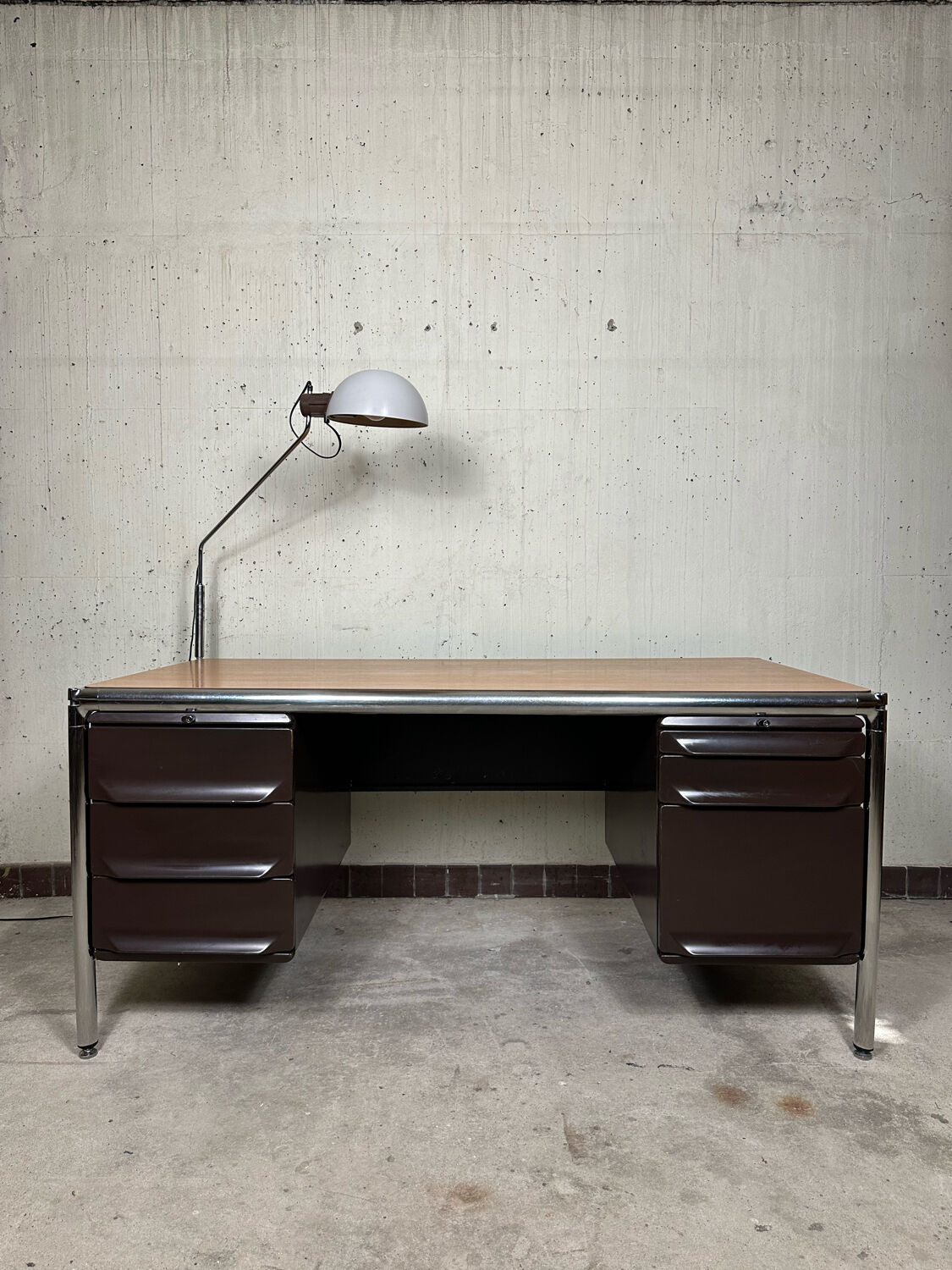 Bureau Roneo Vickers avec sa lampe iGuzzini 70 | Selency
