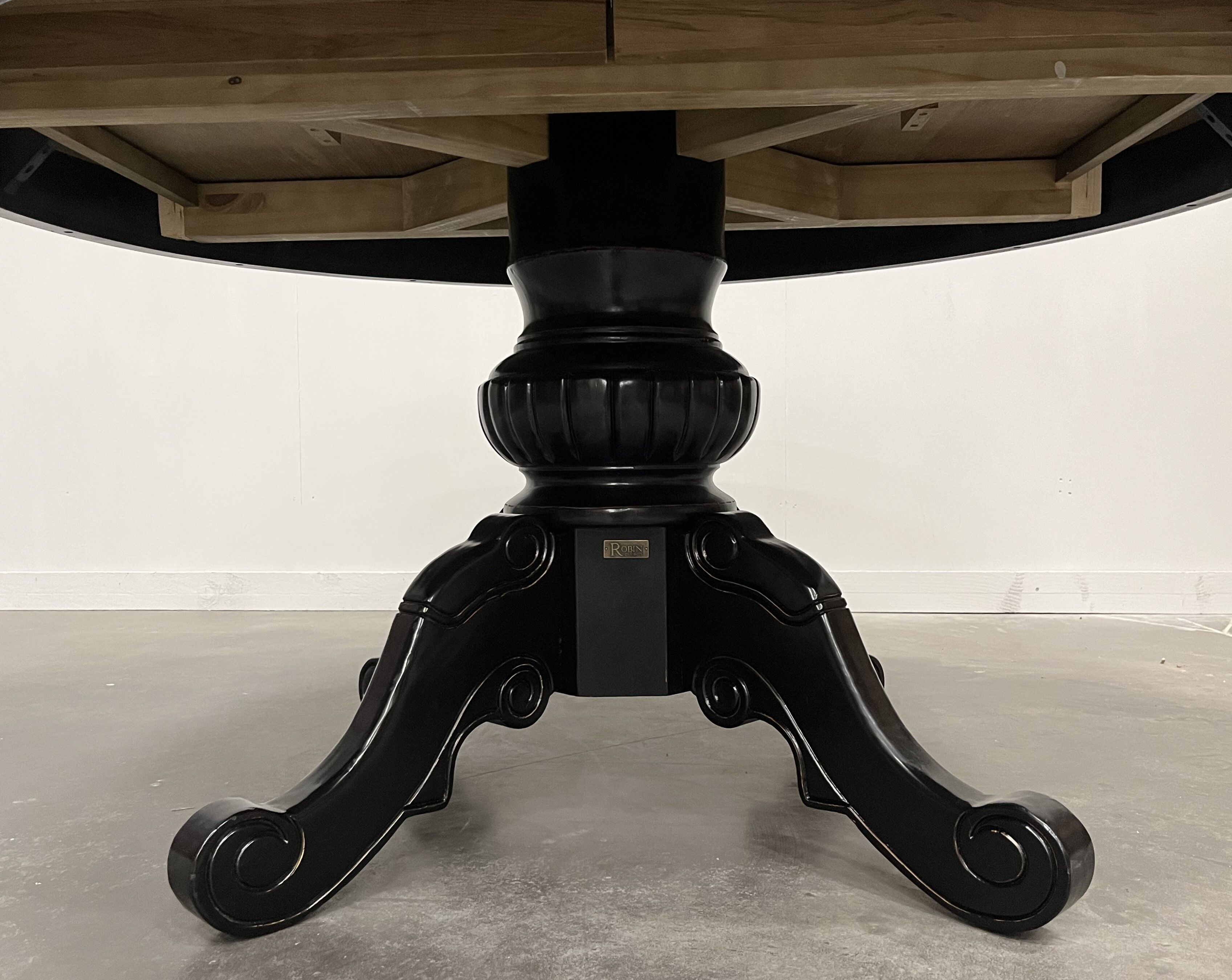 Table ronde extensible en chêne, pied central noir, 8/10 couverts | Selency