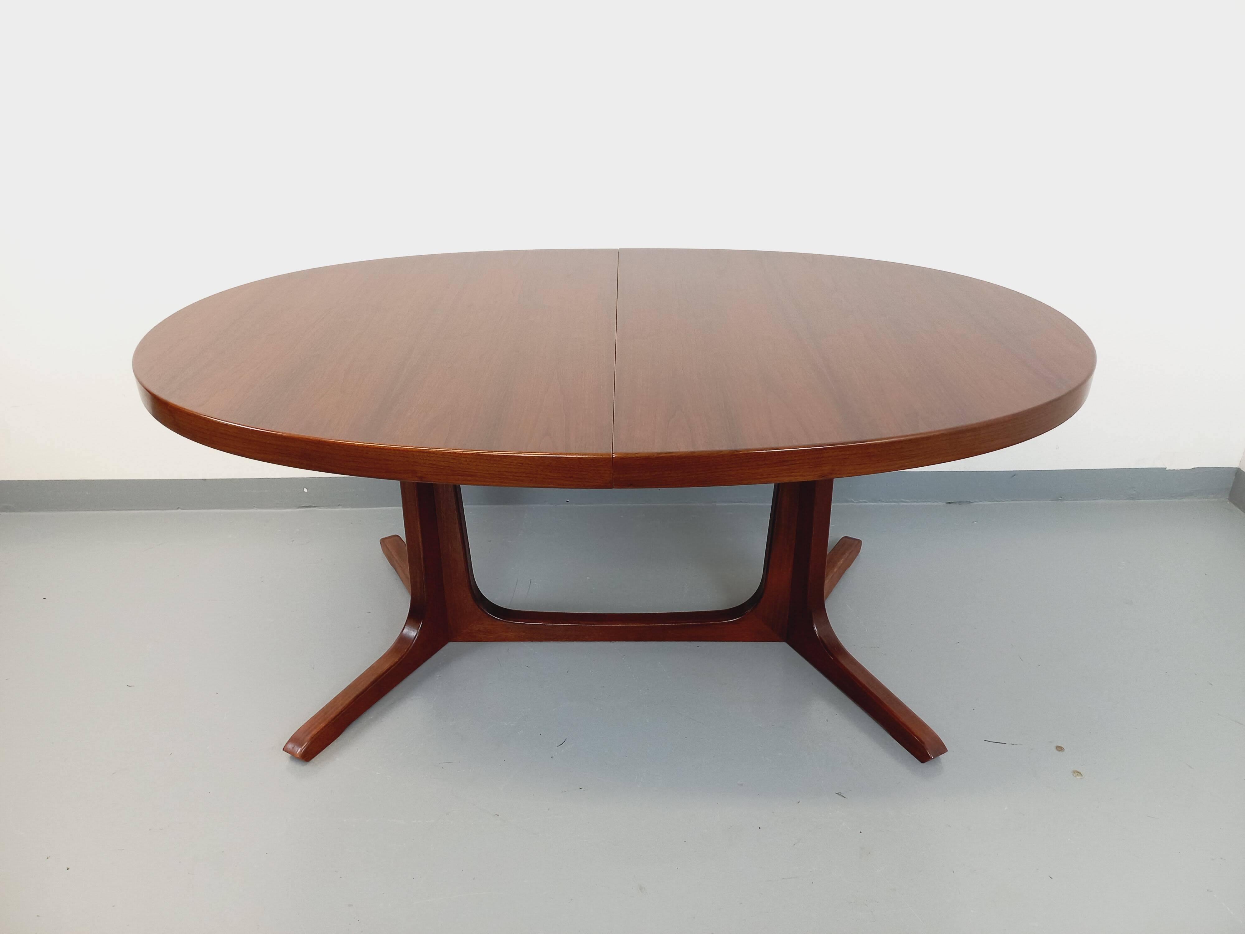 Vintage Baumann oval dining table from the 60s and 70s in elm wood with extensions | Selency
