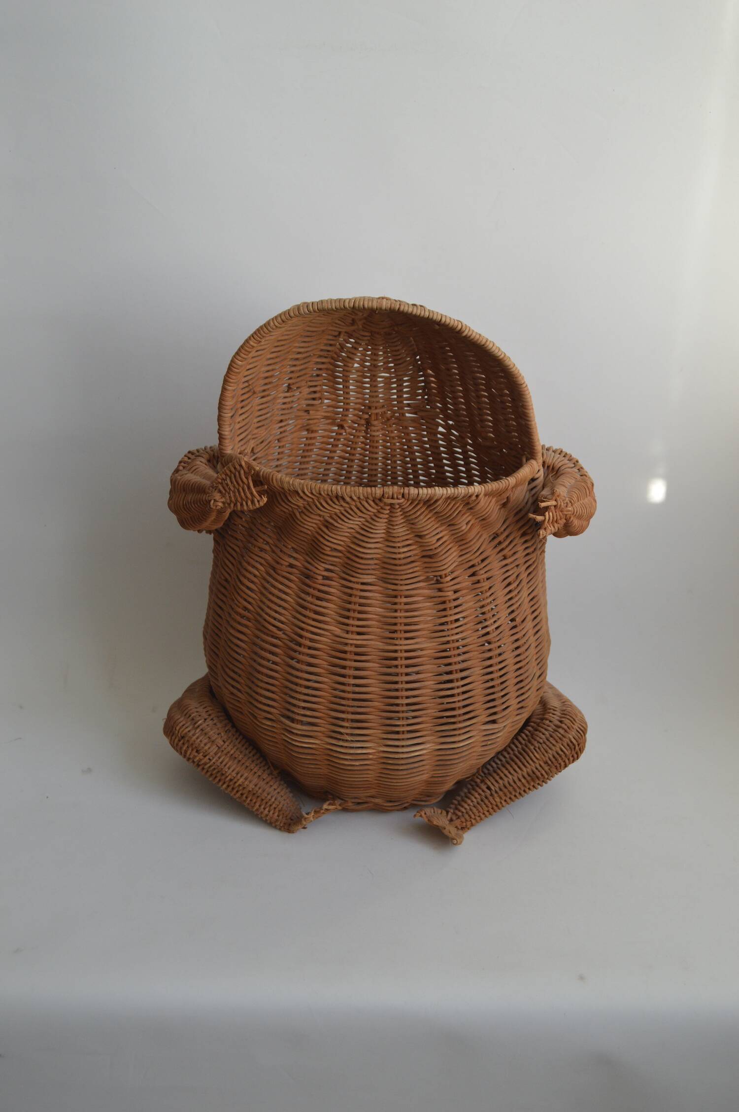 Rattan frog magazine rack | Selency