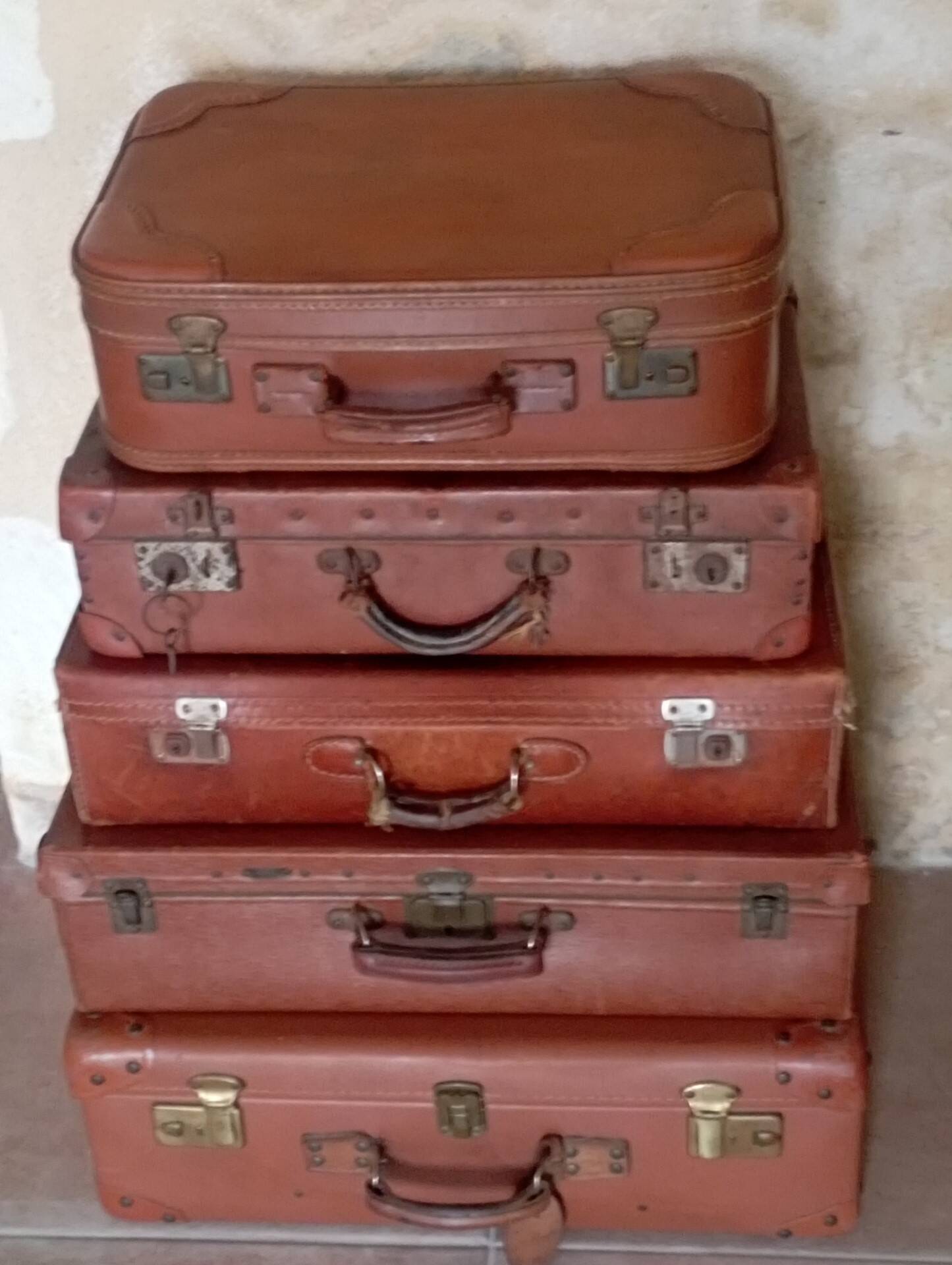 Lot de cinq valises anciennes | Selency