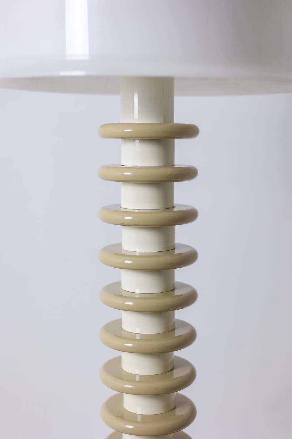 Ettore Sottsass. Lampadaire en bois laqué blanc et beige. Années 1980 ...
