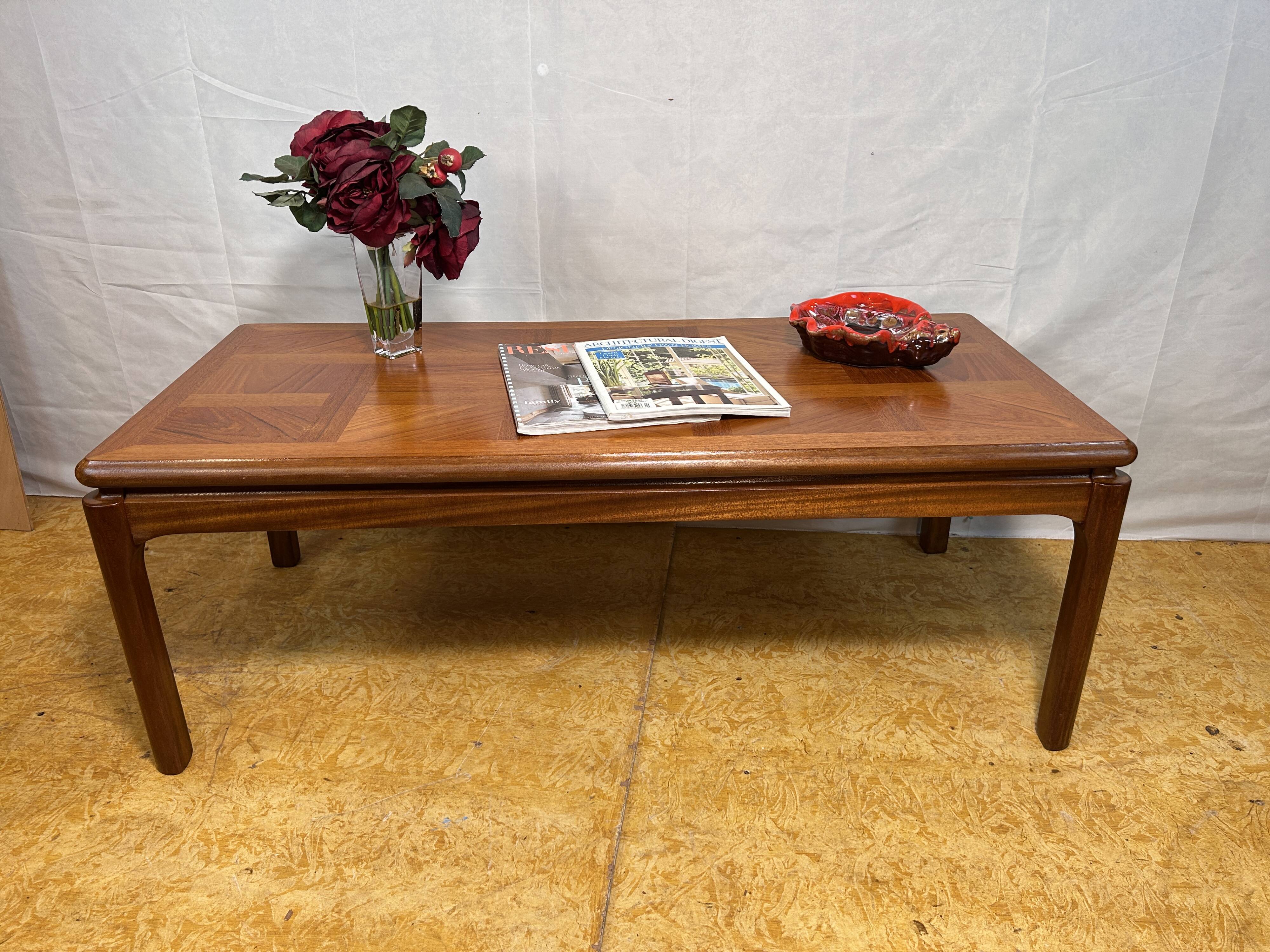 Superbe table basse rétro vintage en teck du milieu du siècle par ...