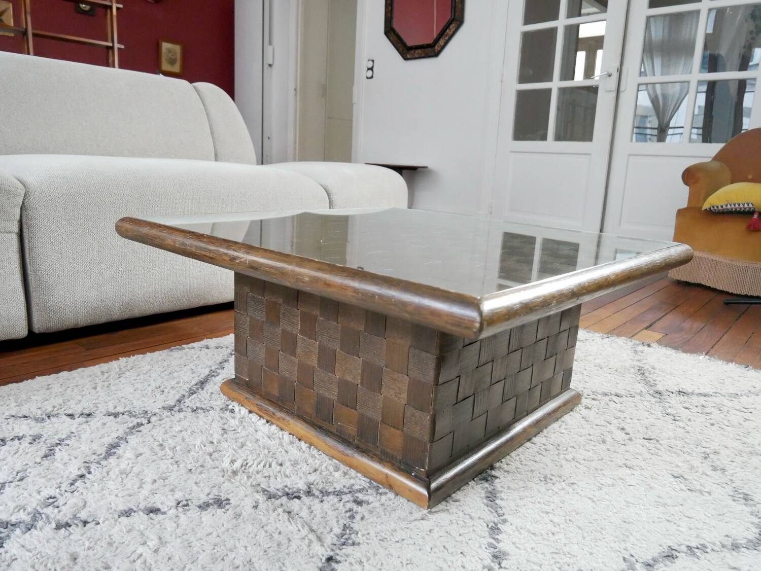 Table carrée en châtaignier tressé, avec plateau en verre | Selency