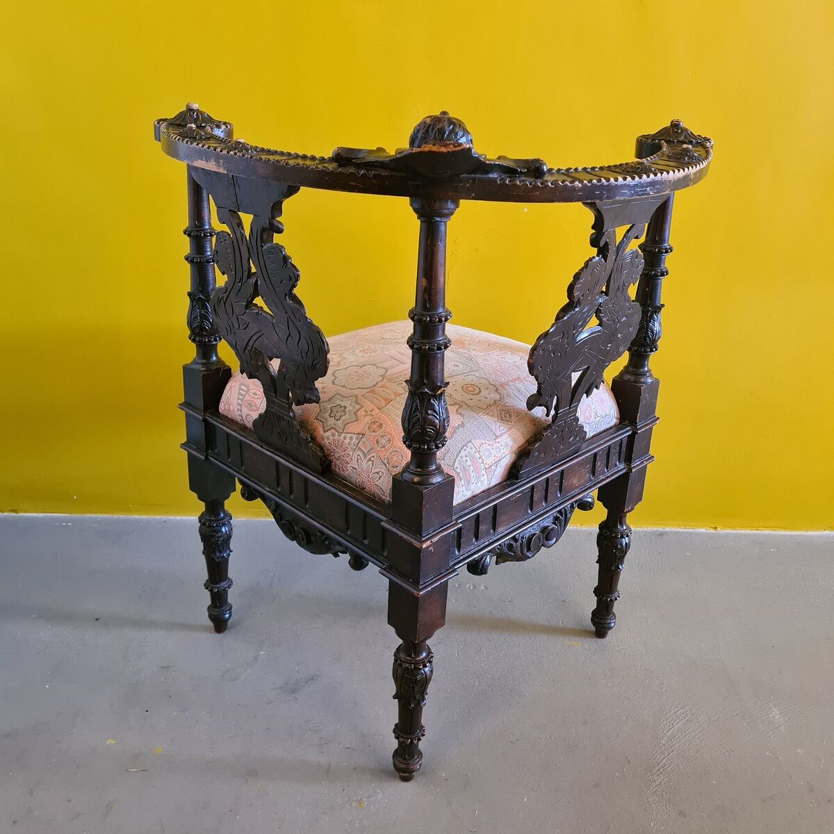 Chaise d’angle de style Renaissance antique des années 1880 | Selency