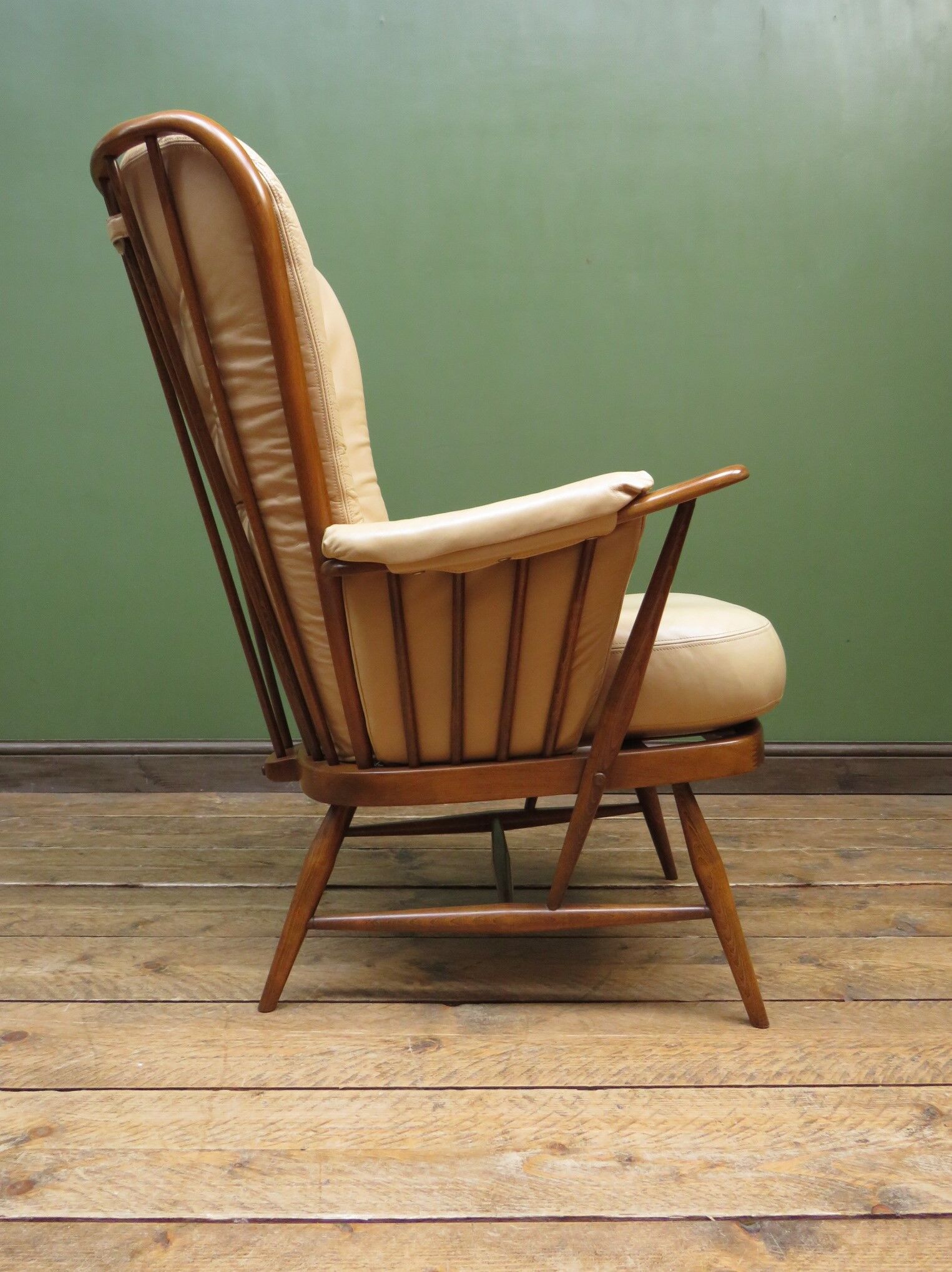 Fauteuil Ercol evergreen avec siège en cuir | Selency
