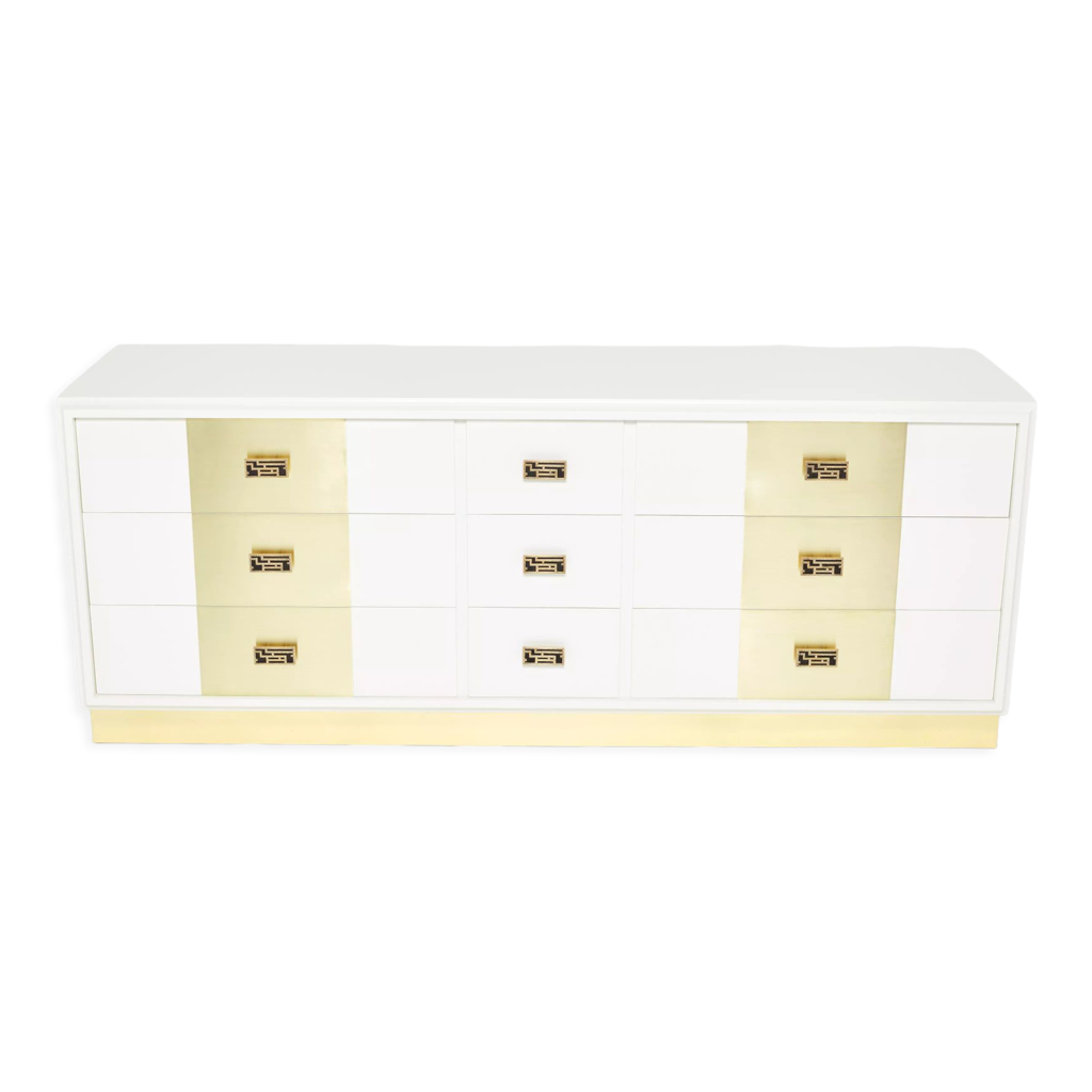 Commode laquée blanc cassé et laiton par Luciano Frigerio Italie 1970 | Selency