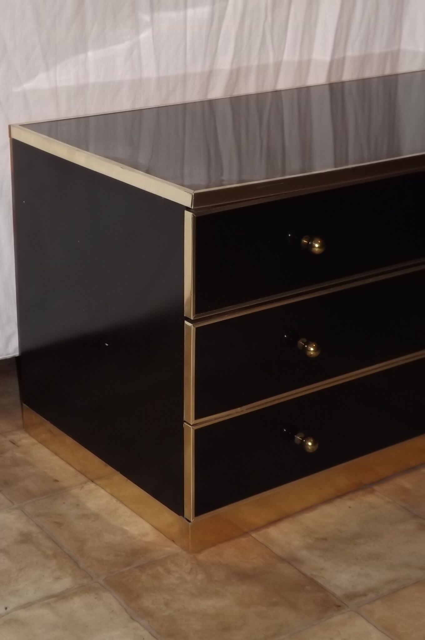 Commode laqué noir métal doré laiton 1970 vintage | Selency