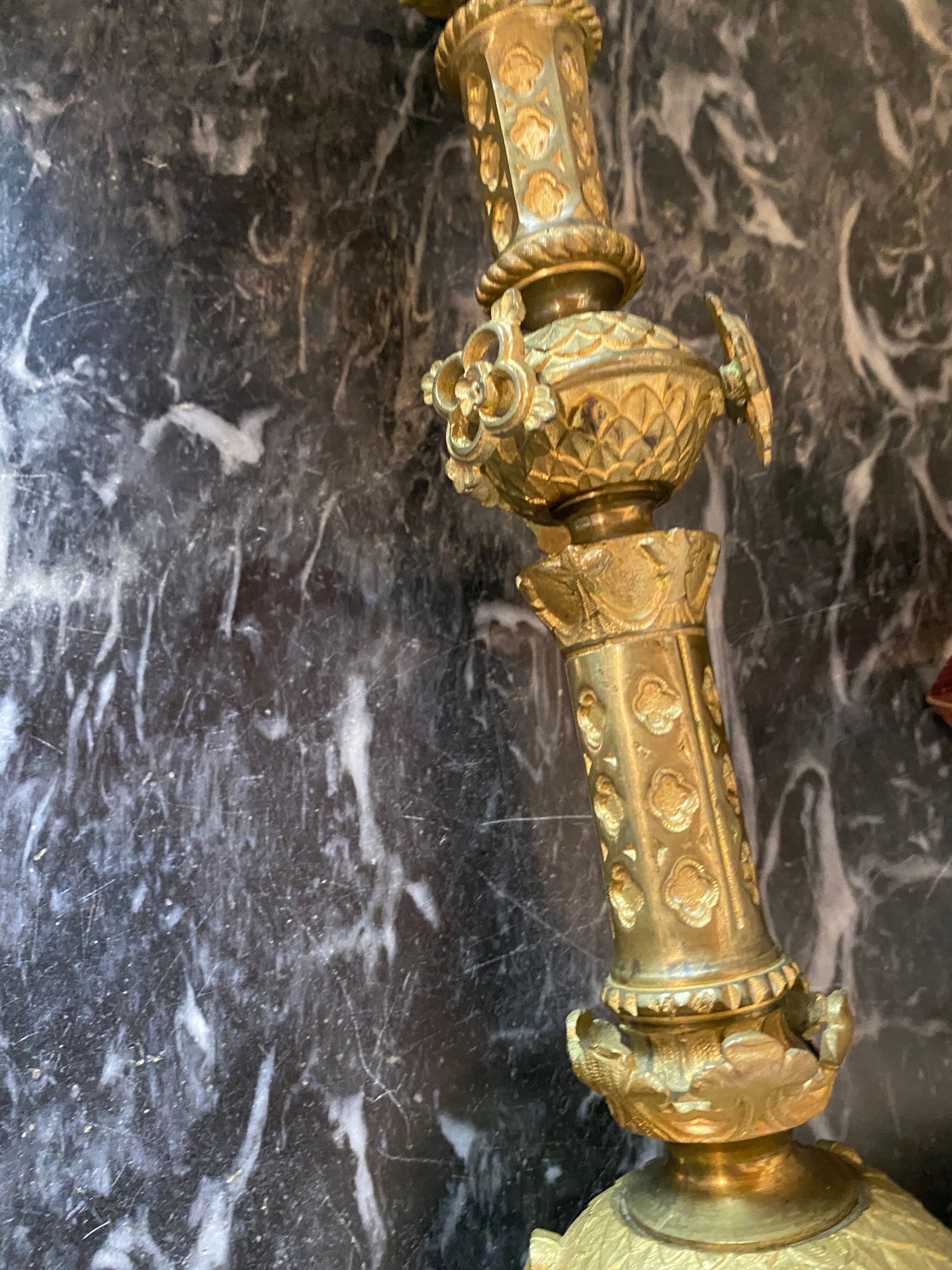 Paire de pique-cierges d'église en bronze doré de style néo-gothique du ...