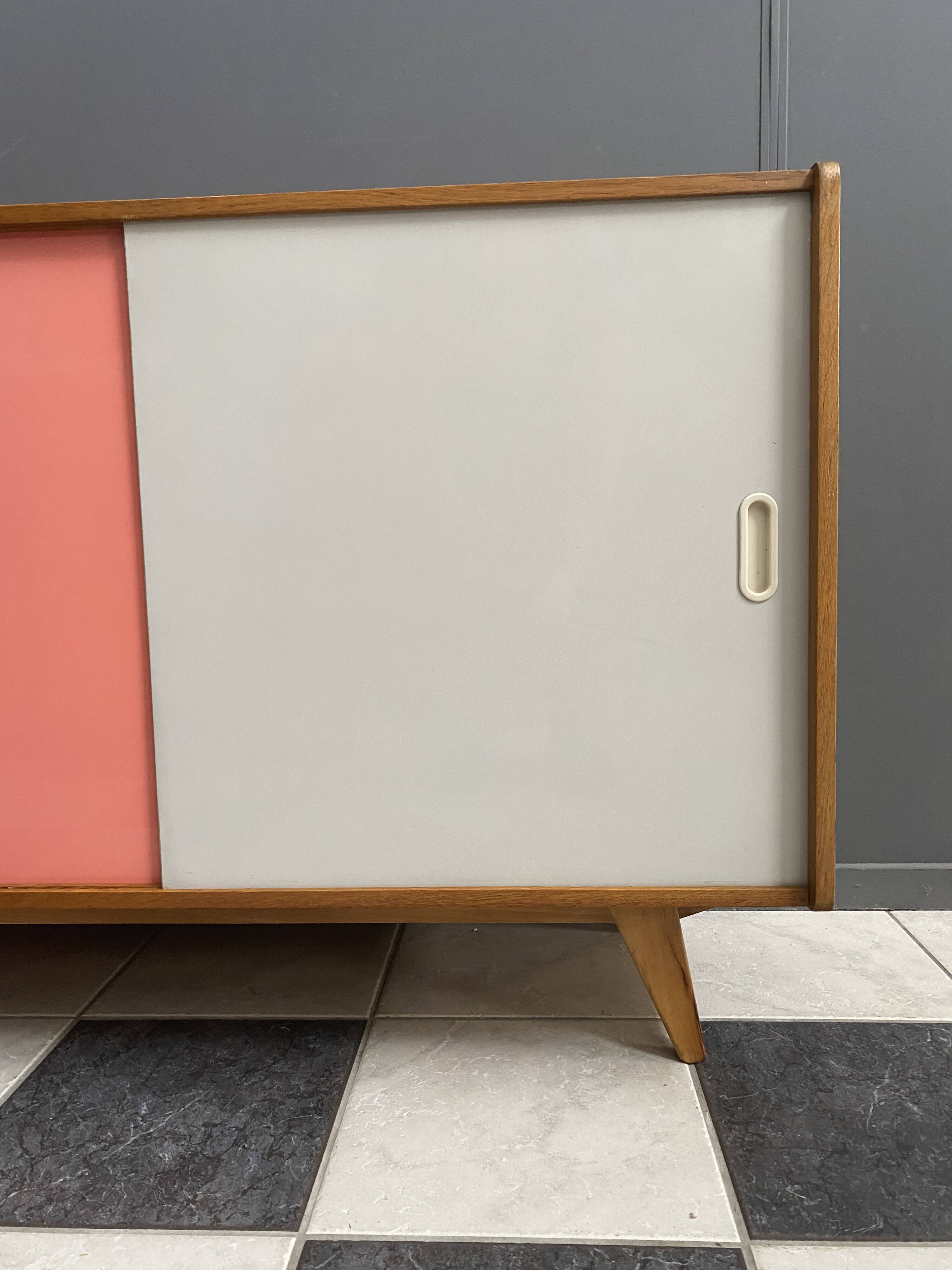 Enfilade Jiri Jiroutek en rose et gris modèle U452 années 1960 | Selency