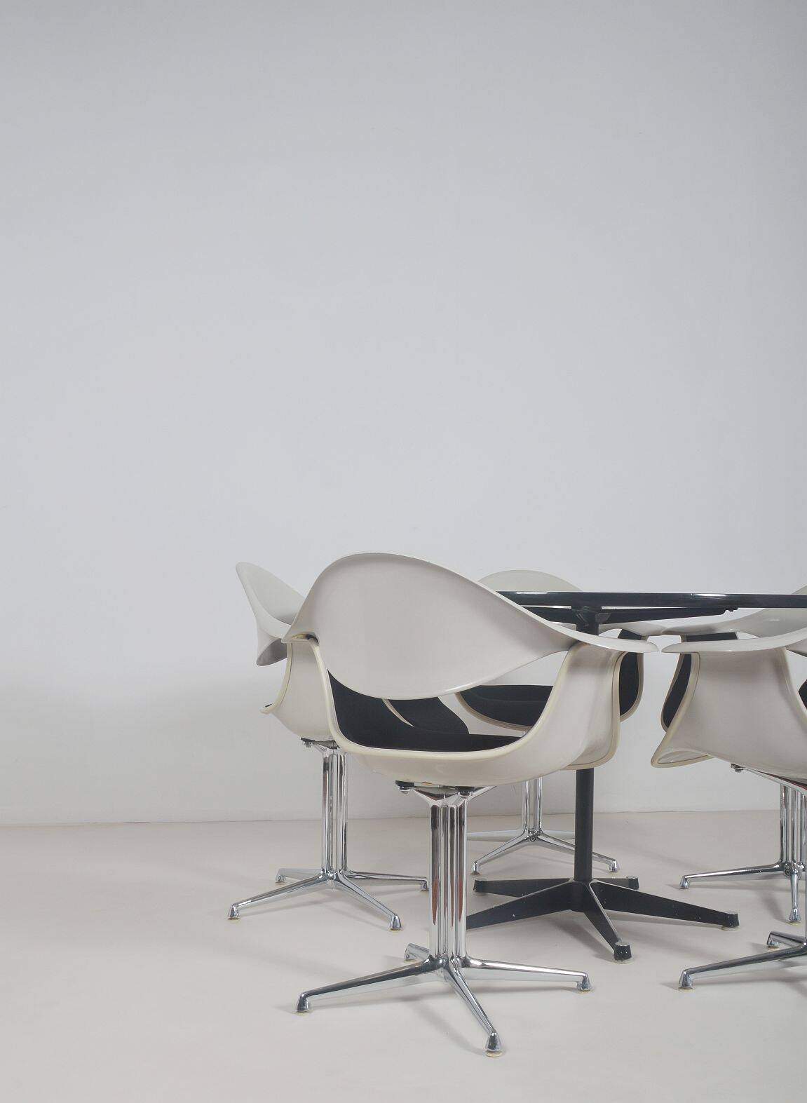 Table à manger Eames et 5 chaises par George Nelson pour Herman Miller ...