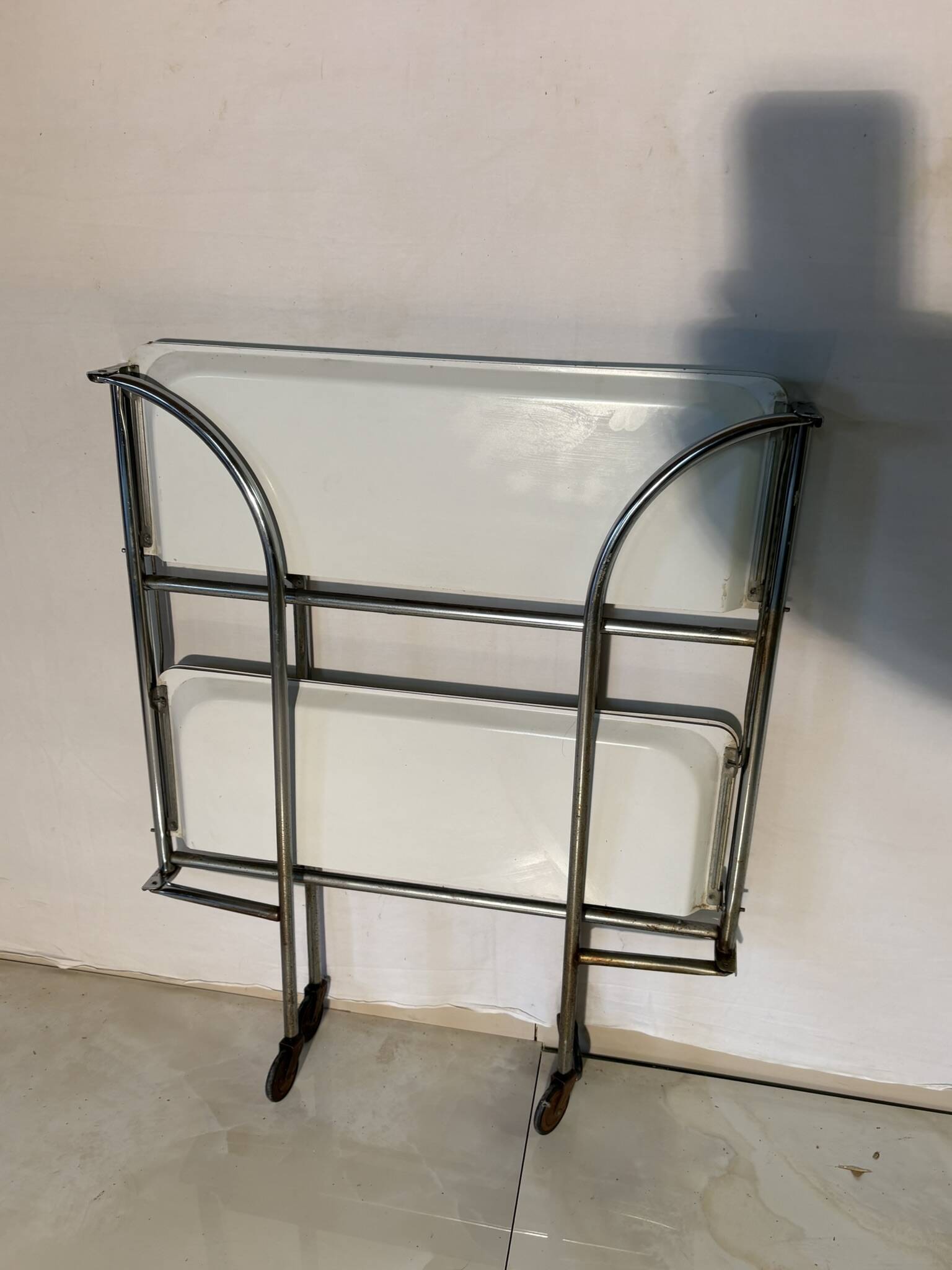 Desserte pliante vintage en métal chromé et plateaux émaillés | Selency