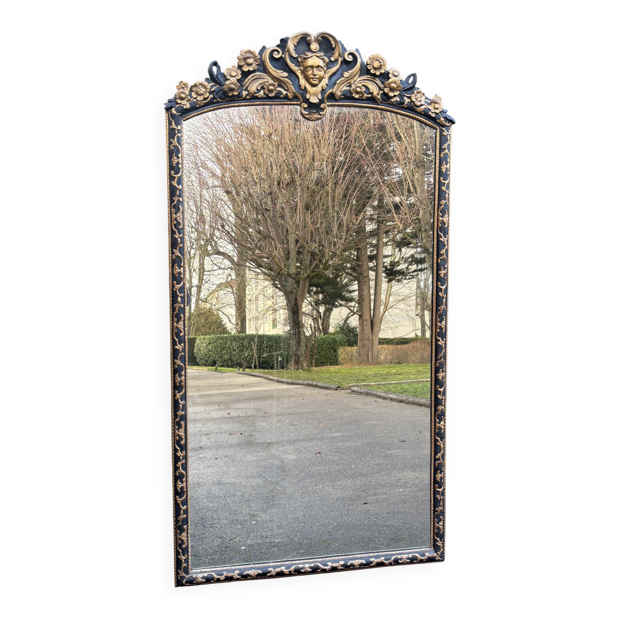 Grand miroir Napoléon III, fronton à décor d'un mascaron. 184 cm | Selency