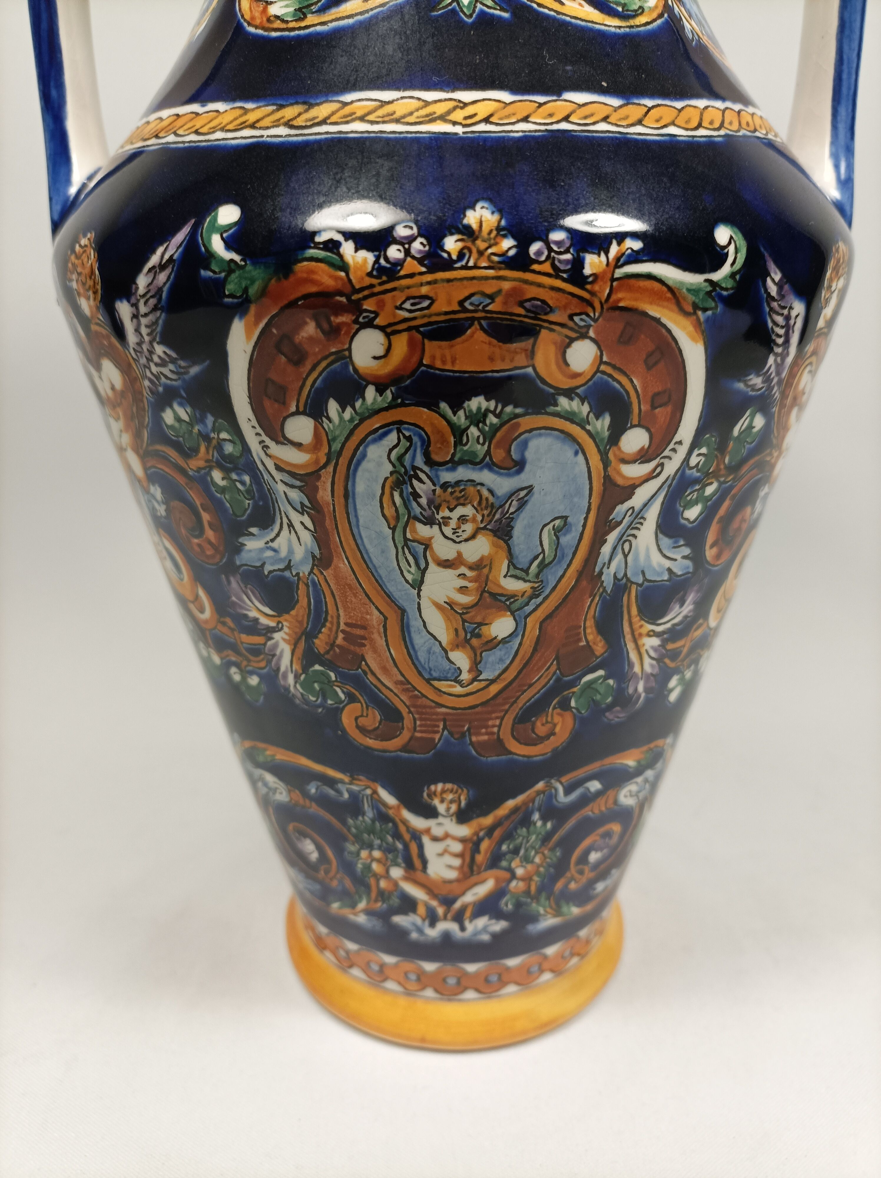 Vase amphore grand modèle Gien, décor Renaissance fond bleu. | Selency