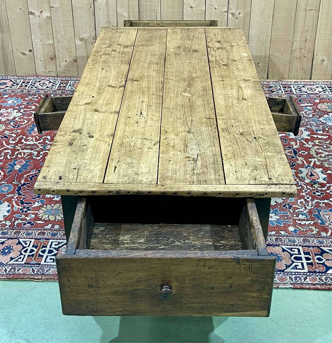 Table basse rustique XIXème à 4 tiroirs en peuplier et piétement en ...
