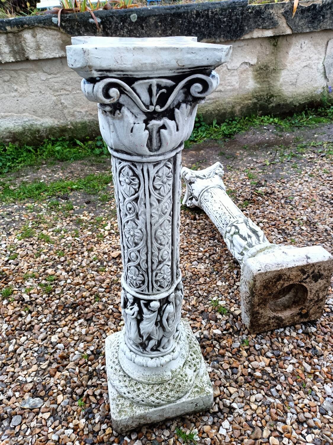 Paire de colonnes en pierre ancienne décor antique | Selency