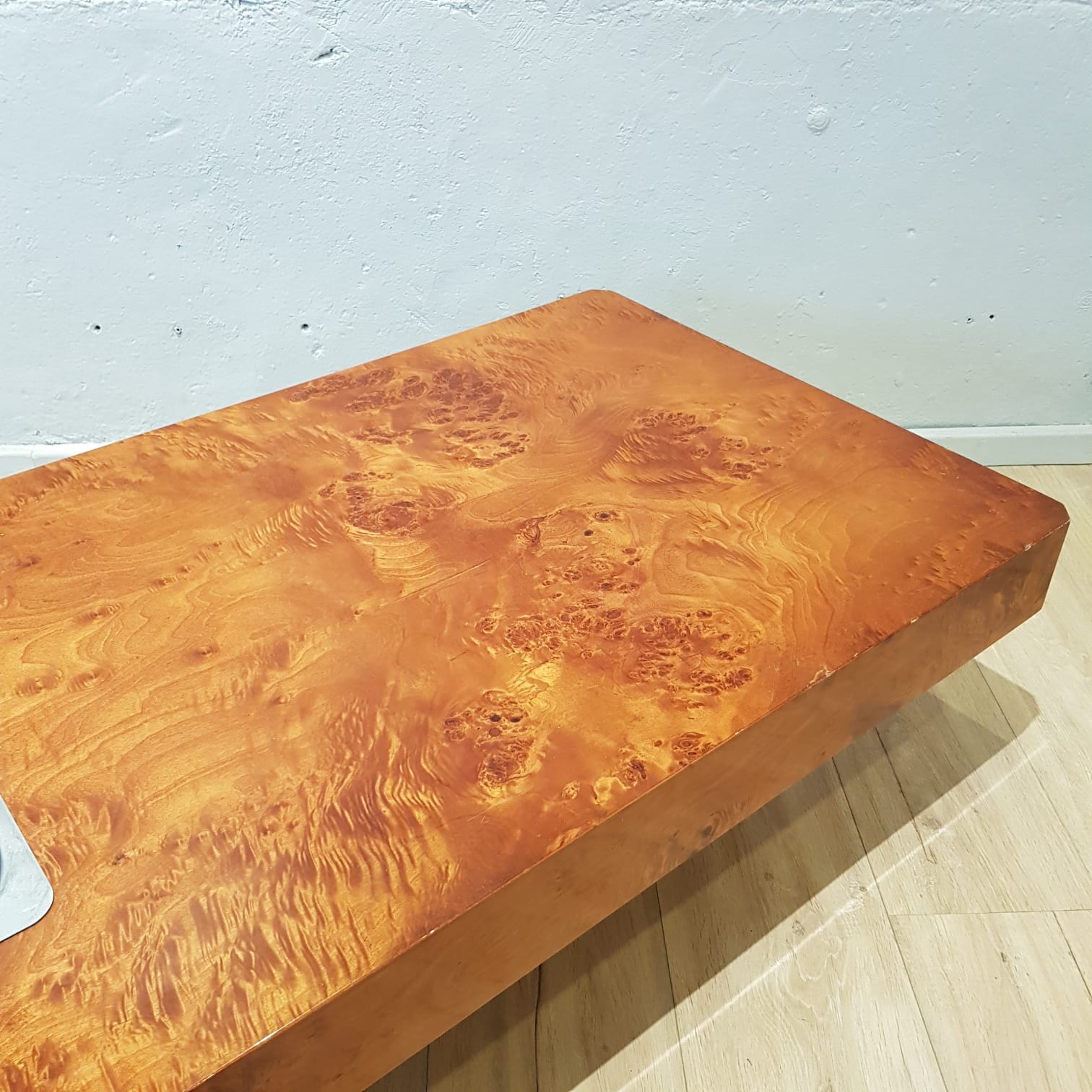 Table basse vintage en loupe d'orme, pour Roche Bobois, 1970 | Selency