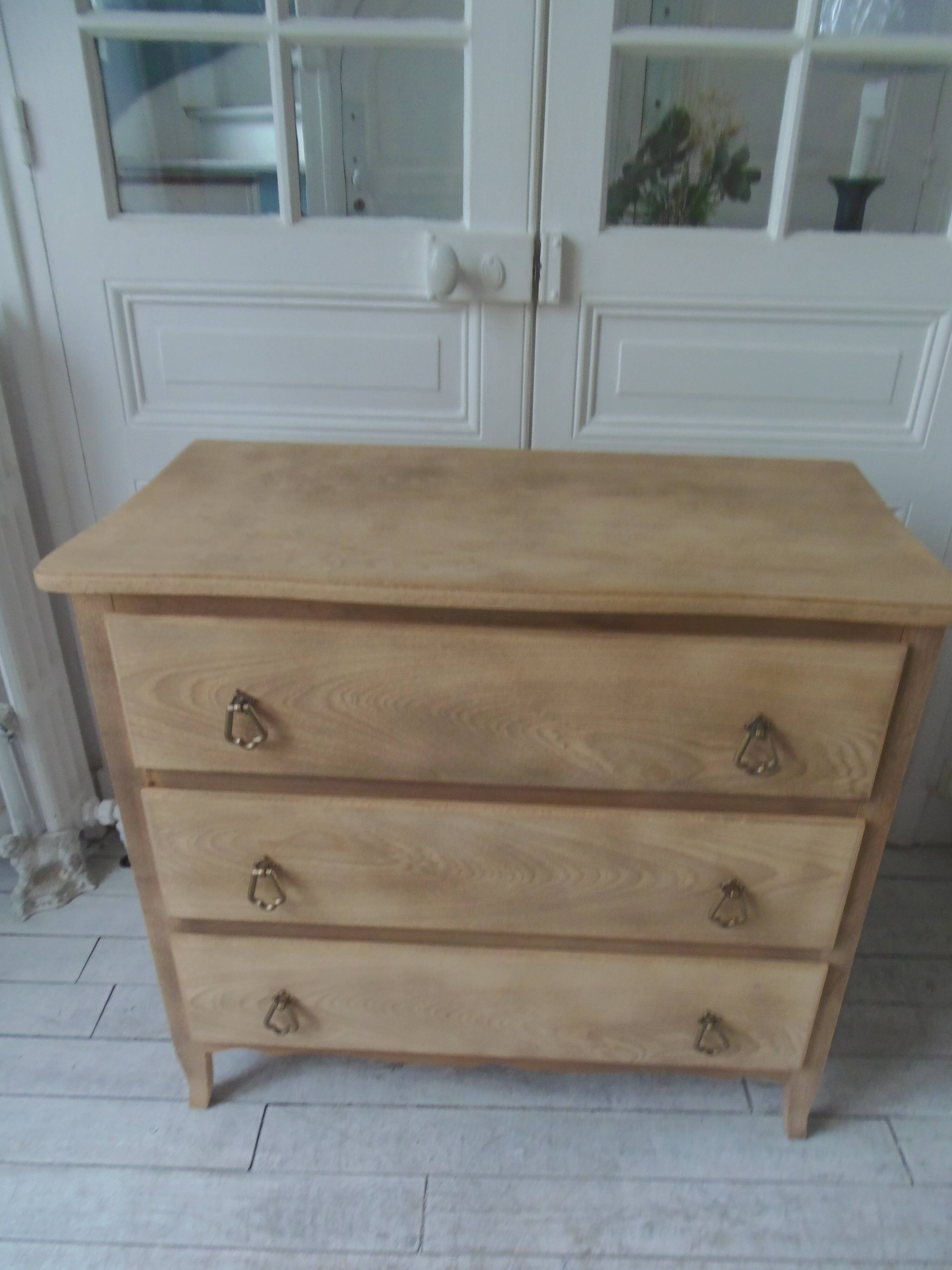Commode vintage en bois brut finition cirée, plateau bois protégé par ...