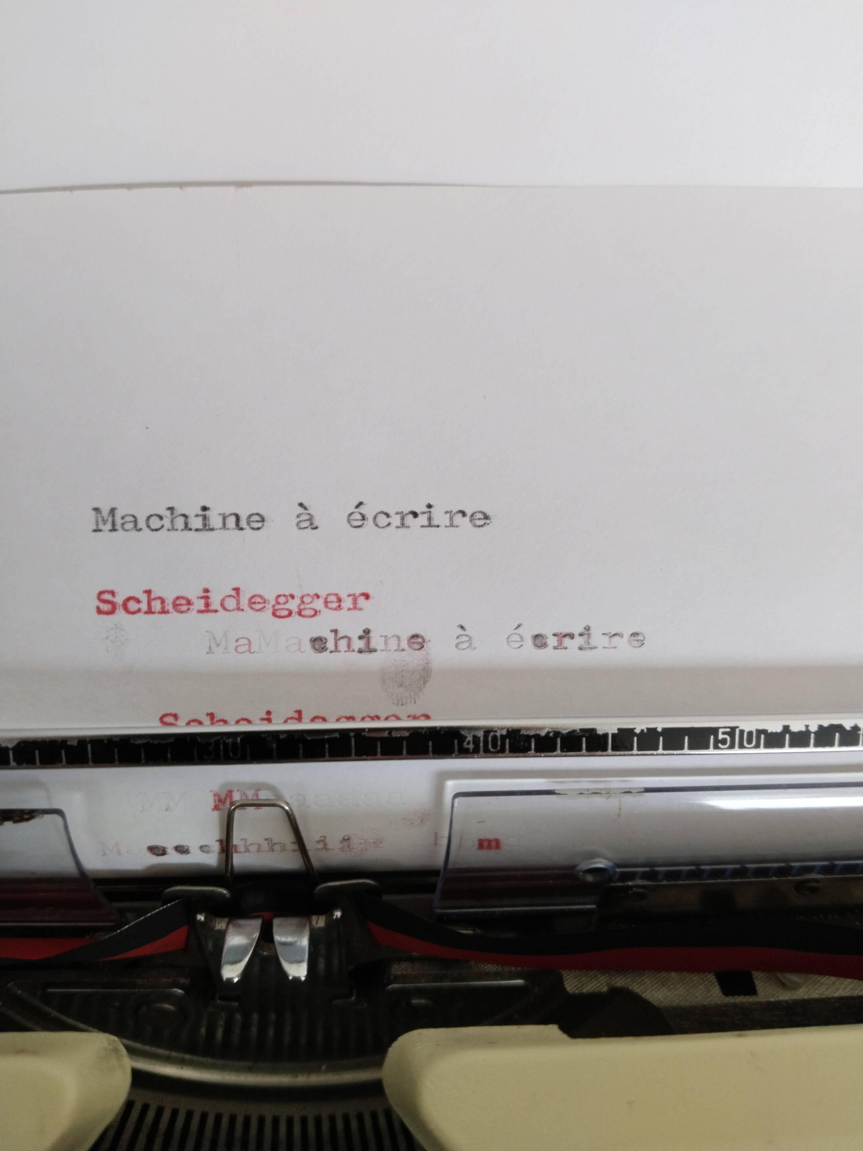 Machine à écrire portative Scheidegger , fonctionnelle , ruban neuf ...