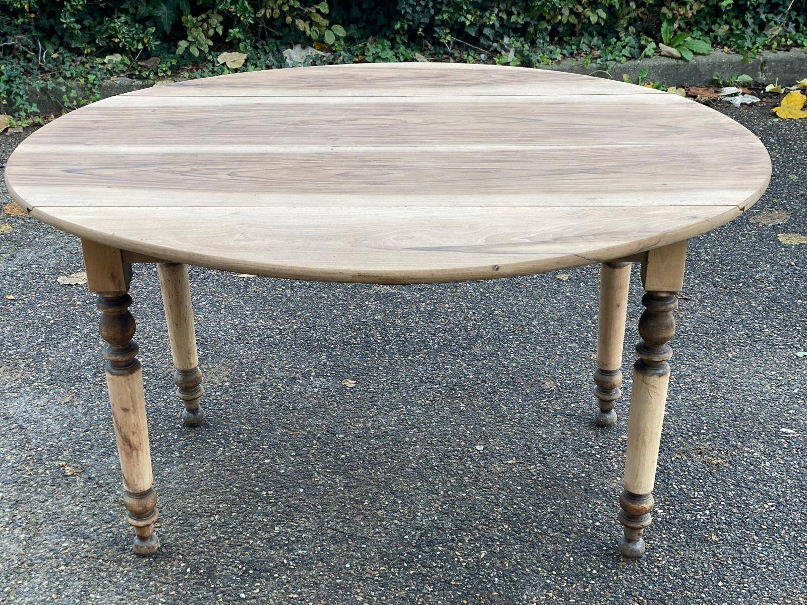 Table ronde ovale à rabats ou volets rénovée en bois massif brut | Selency