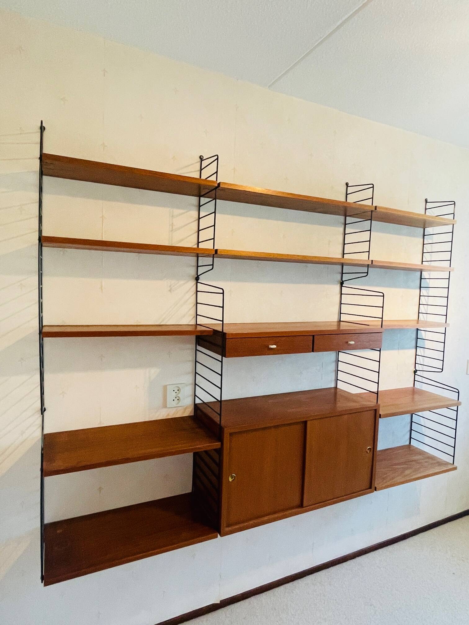 Bibliothèque String Design AB par Nisse Strinning. Design suédois ...