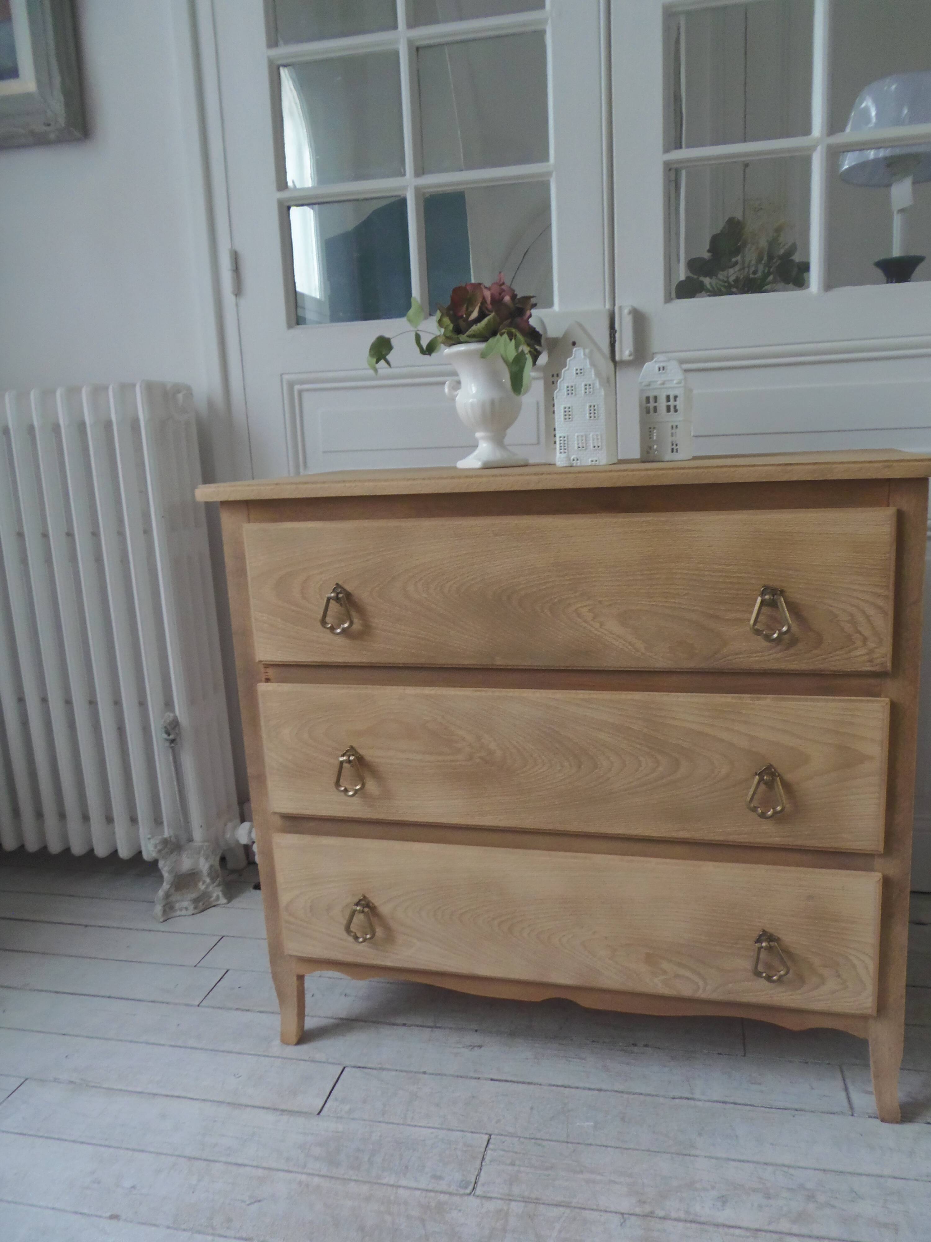 Commode vintage en bois brut finition cirée, plateau bois protégé par ...