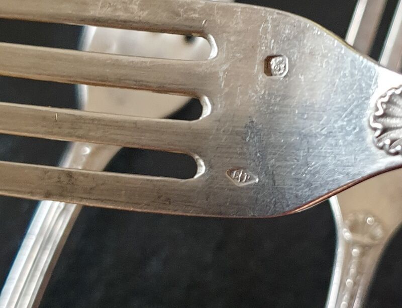 Série de 12 fourchettes de table, modèle Pompadour en argent massif ...