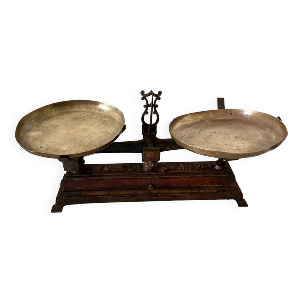 Balance ancienne en fonte et plateaux cuivre | Selency
