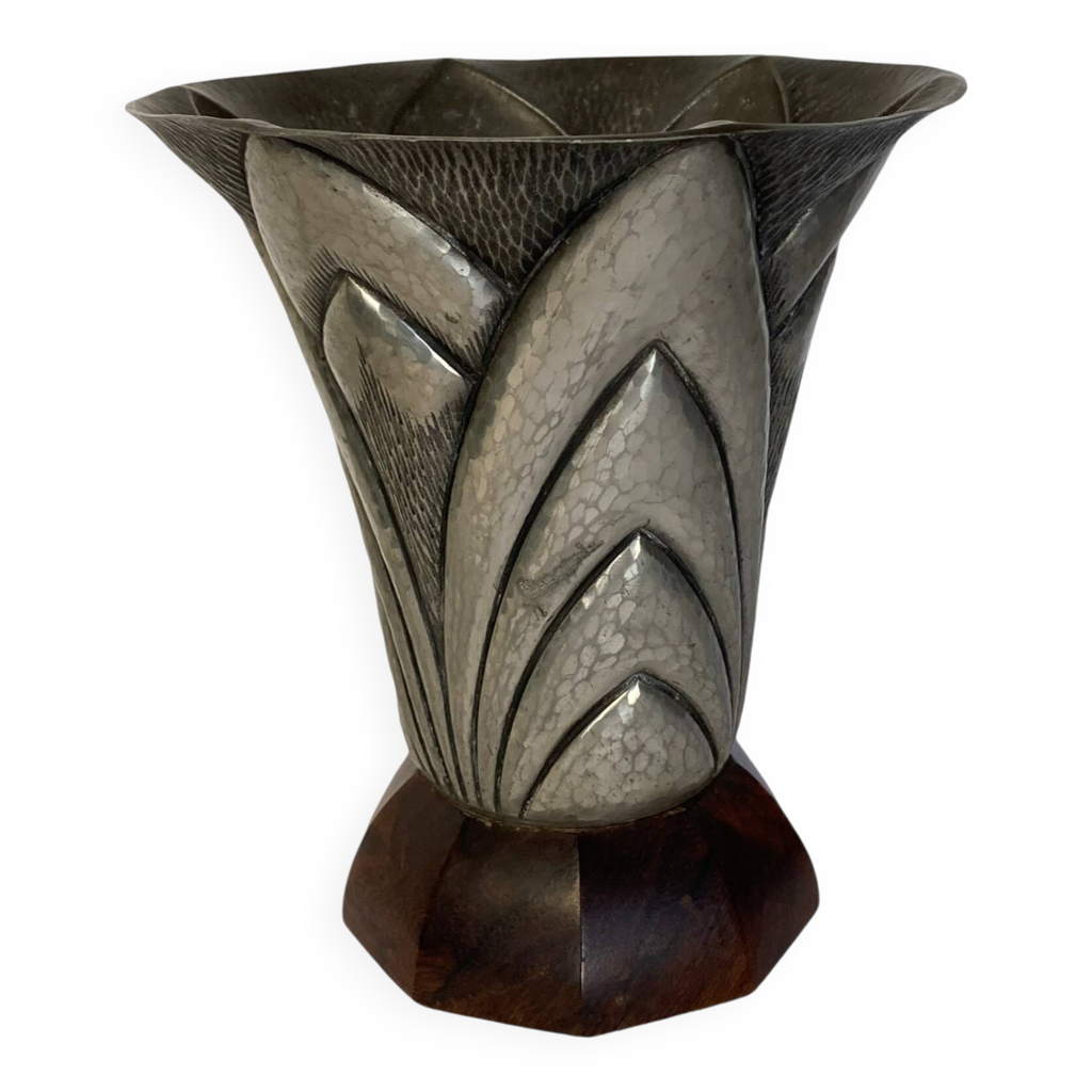 Art déco, vase étain repoussé signé DELAVAN vers 1930 | Selency