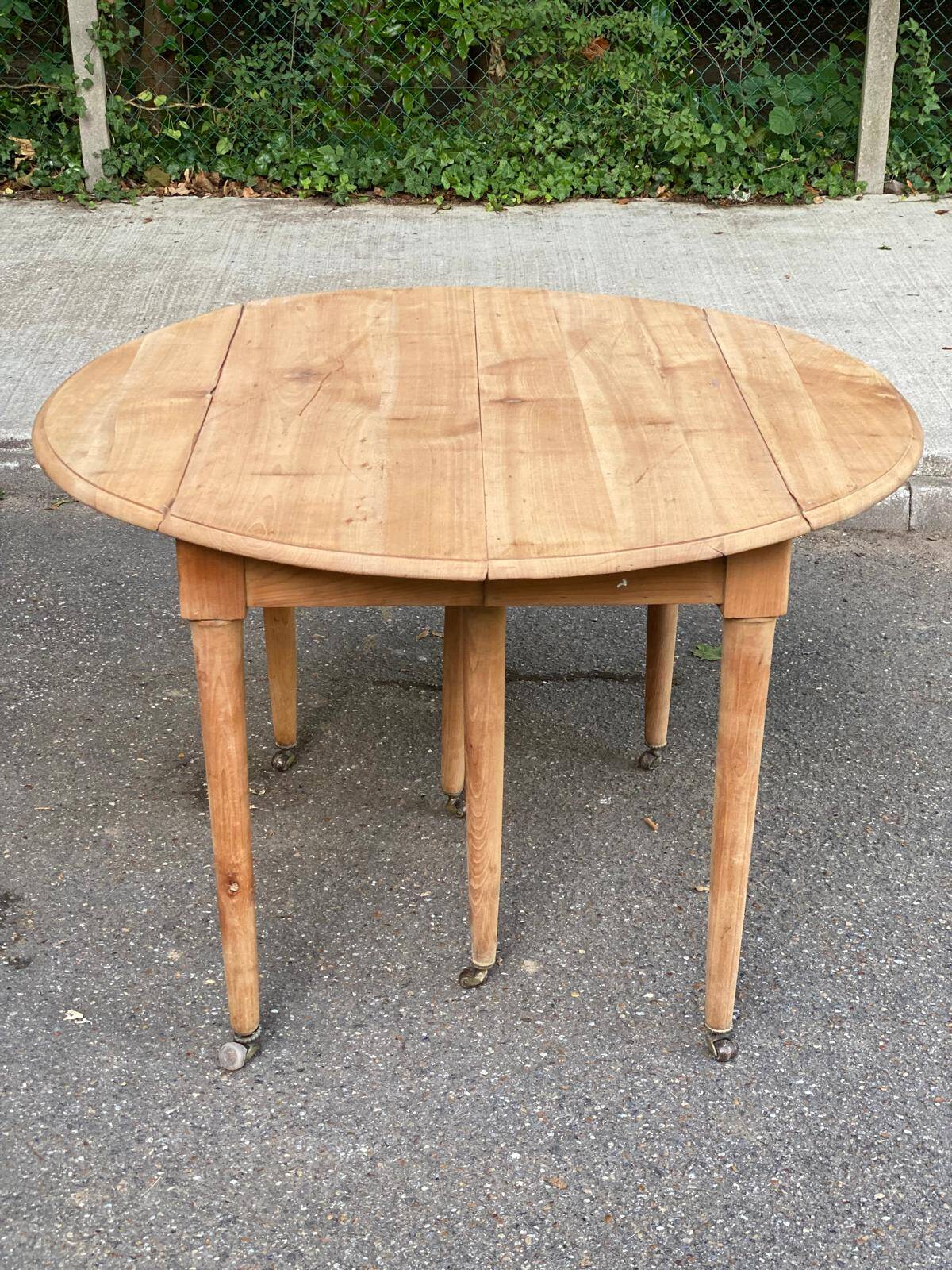 Table à manger ronde extensible à volets rénovée en bois massif XIXème 150c | Selency