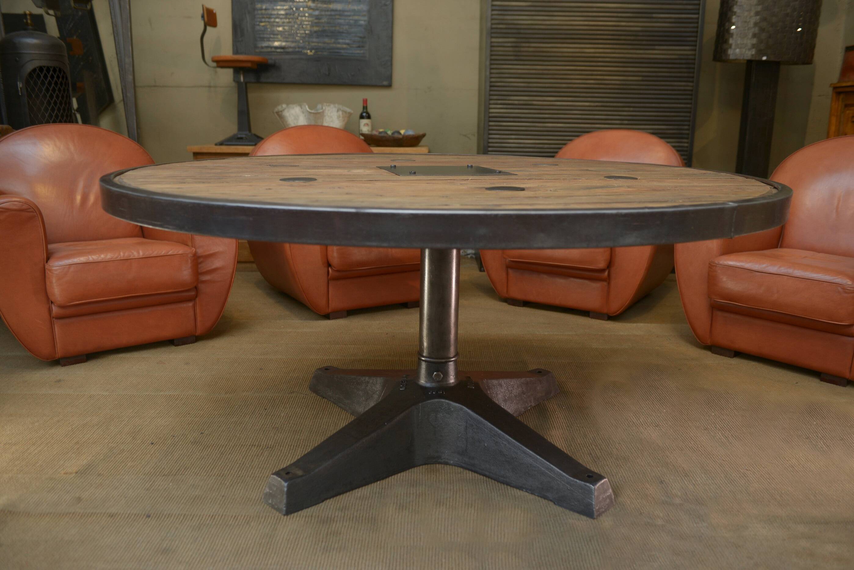 Grande table ronde industrielle diamètre 165 cm en fonte et sapin | Selency