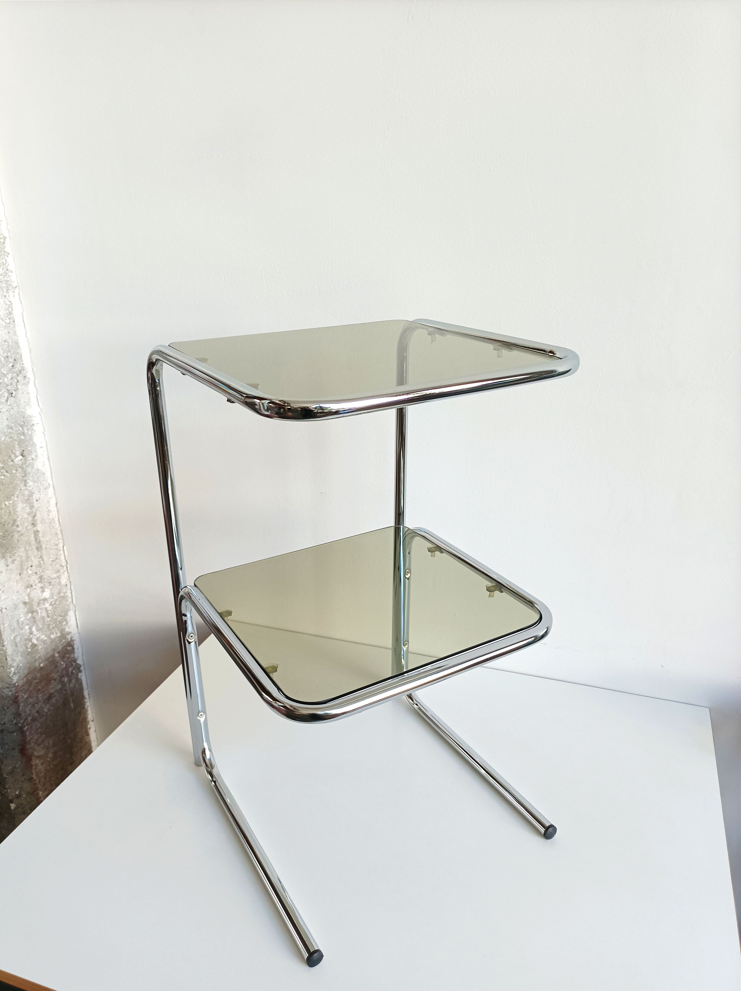 Table d'appoint chromé et verre fumé vintage 70s | Selency