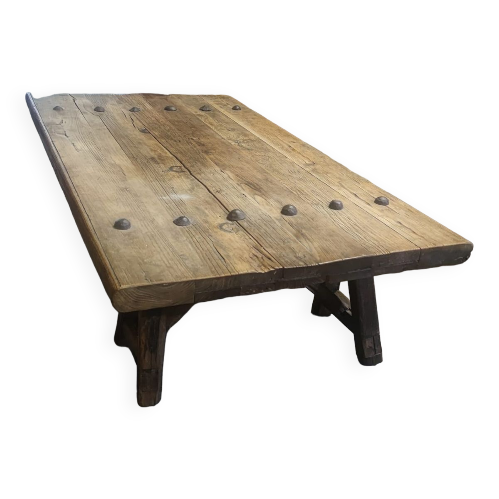 Table basse en orme massif et gros clous en fer forgé | Selency