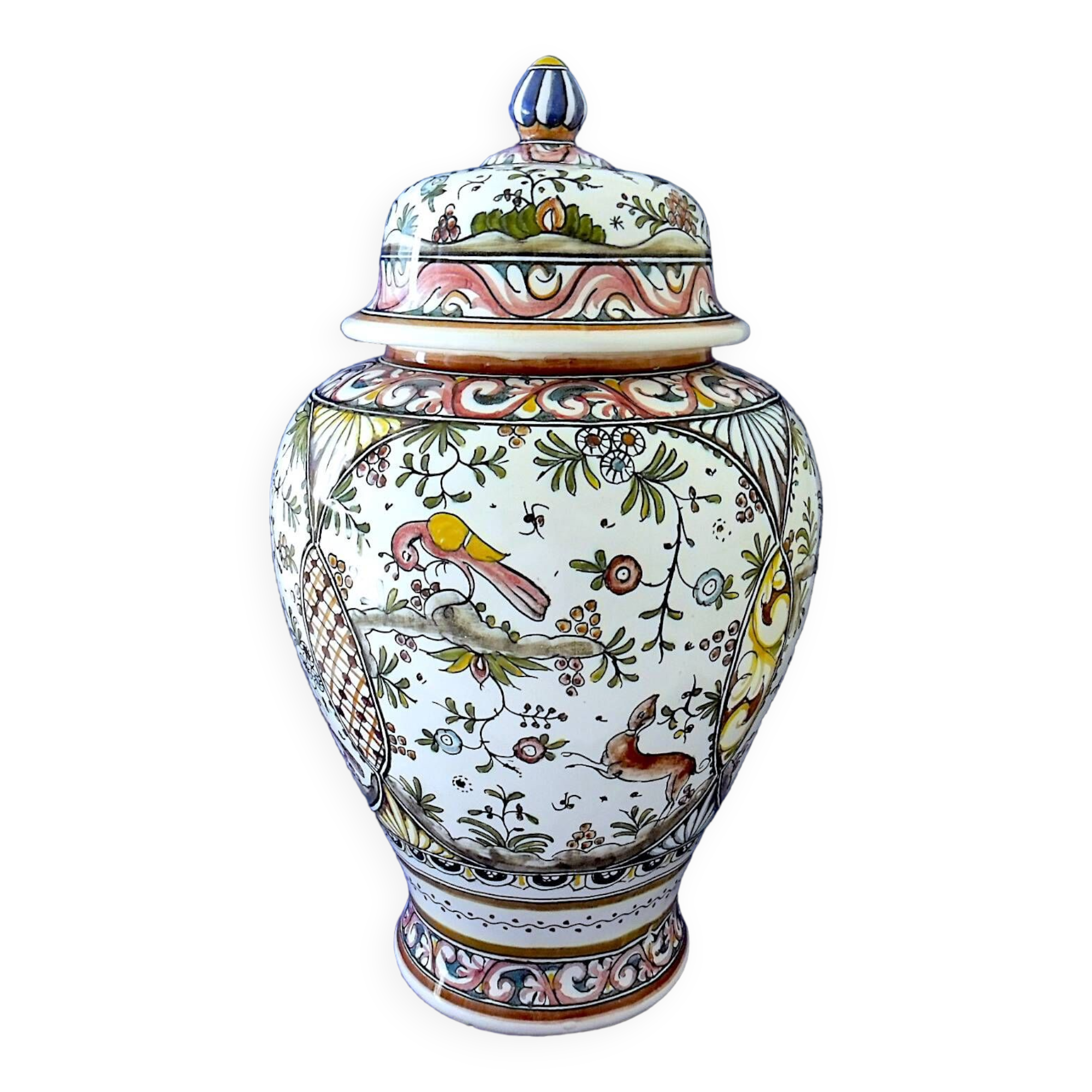 Jarre couverte en faïence à décor floral et cynégétique dans le goût de ...