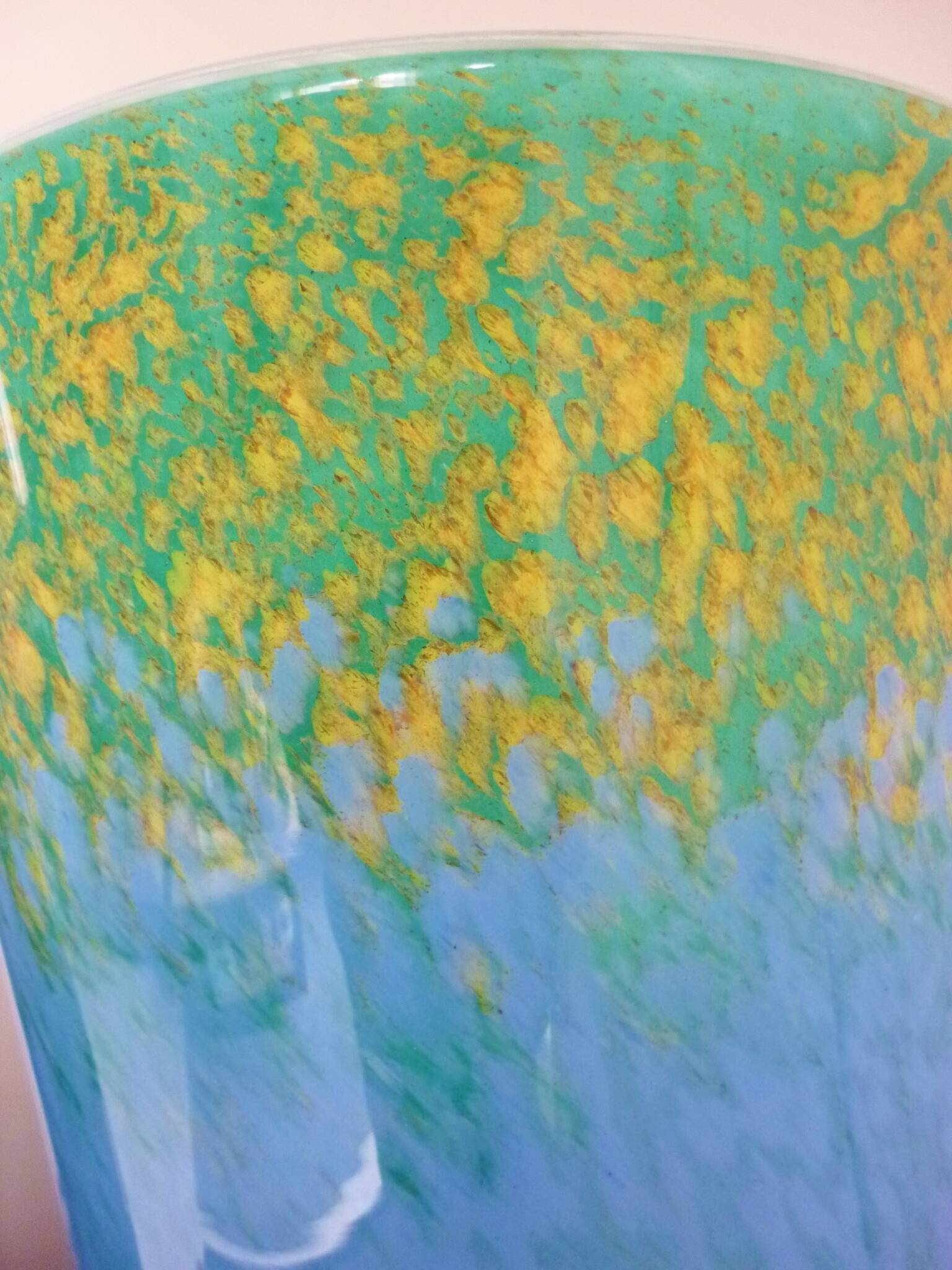 Grand vase évasé, signé La Rochère, verre soufflé avec inclusions de ...