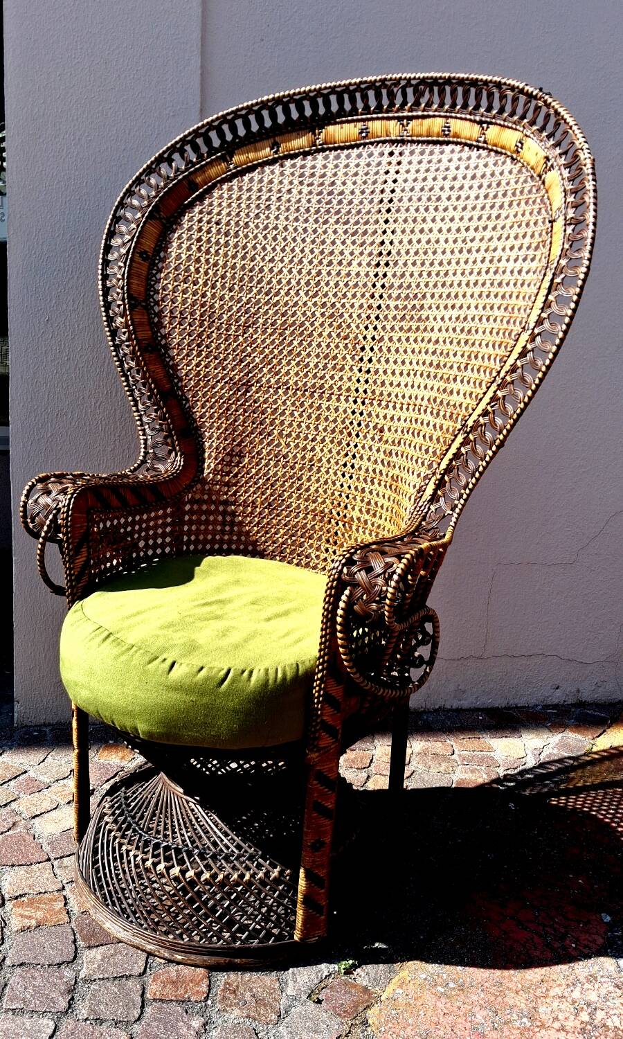 Authentique fauteuil dit Emmanuelle en rotin, design séventies | Selency