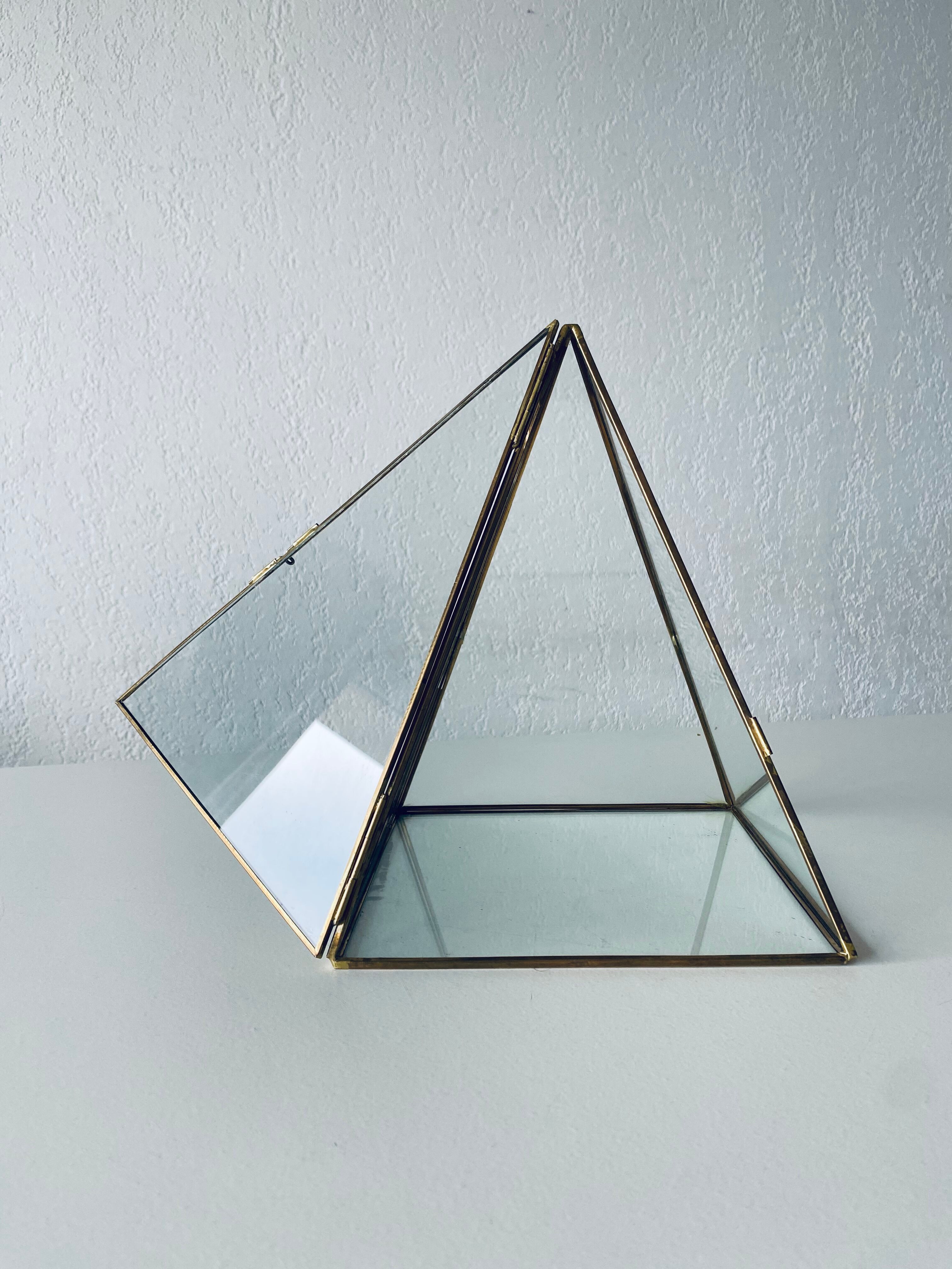 Pyramide en laiton et verre | Selency