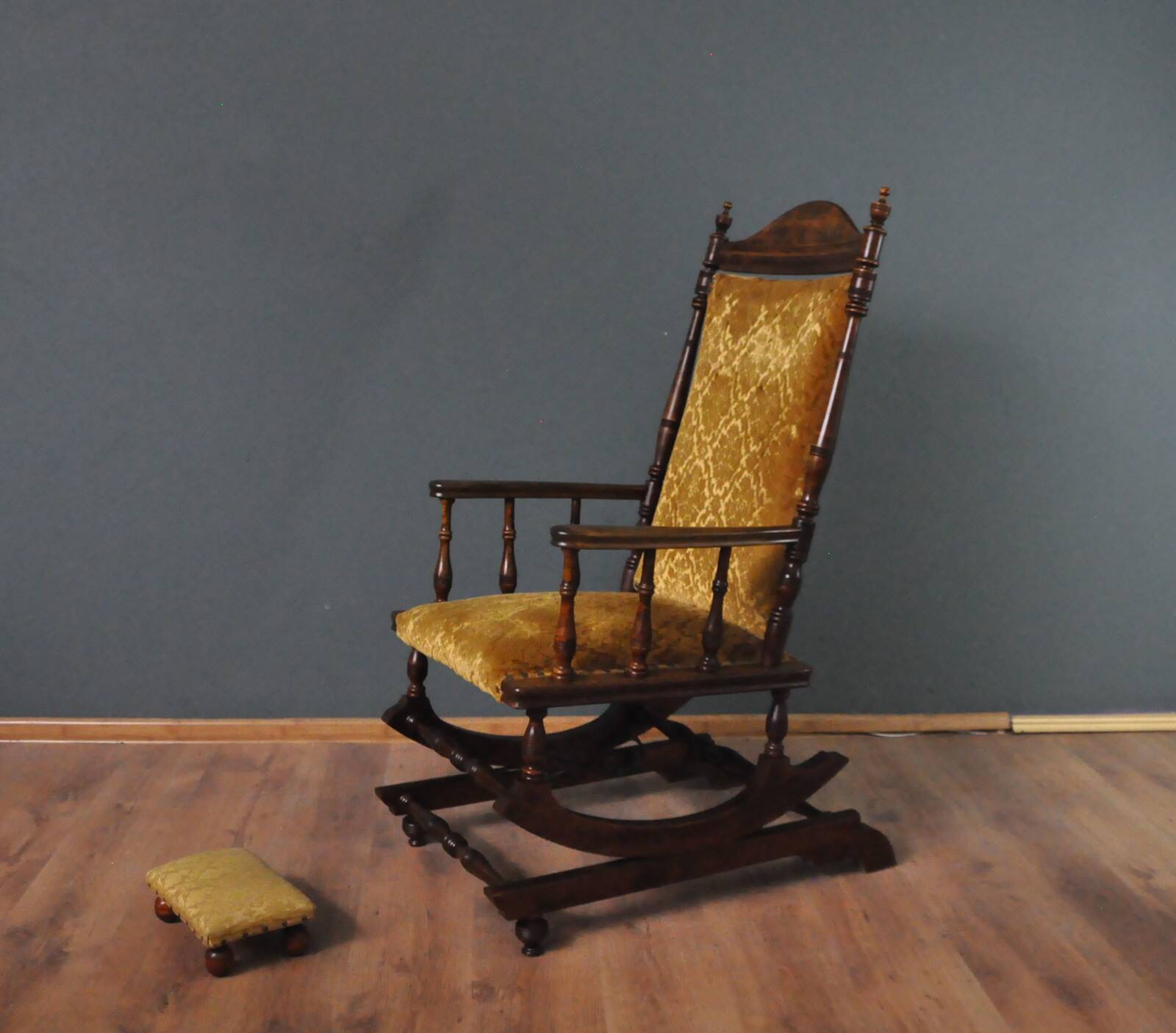 Rocking chair sur ressorts du 19ème siècle avec un pouf | Selency
