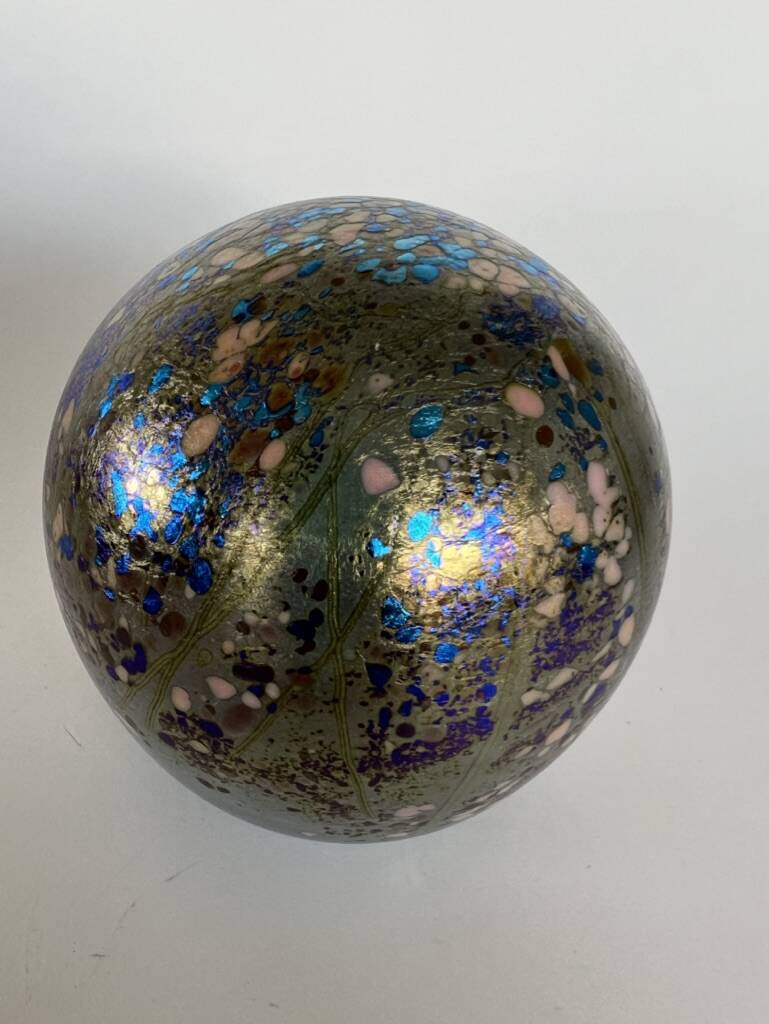 Presse-papier en pâte de verre iridescent signé Norman Stuart Clarke ...