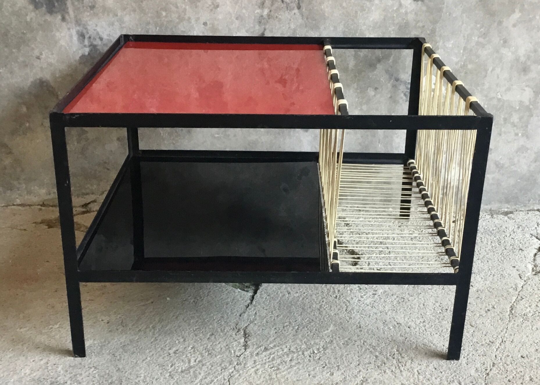 Table basse moderniste métallique à porte-revues en scoubidou design 1950 | Selency