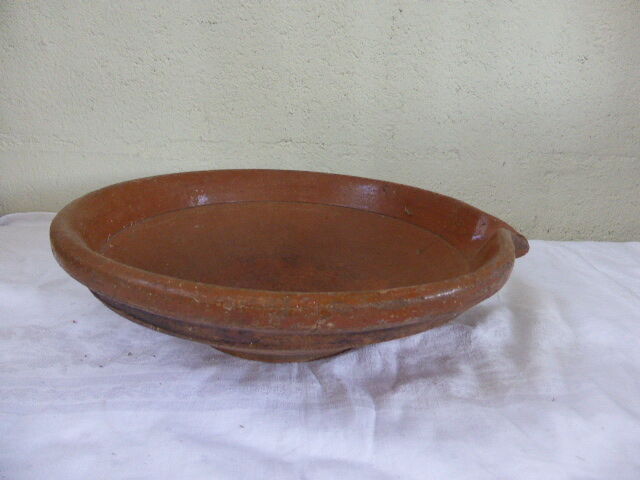 Plat creux en terre cuite vernissée ancienne, jatte avec bec verseur ...