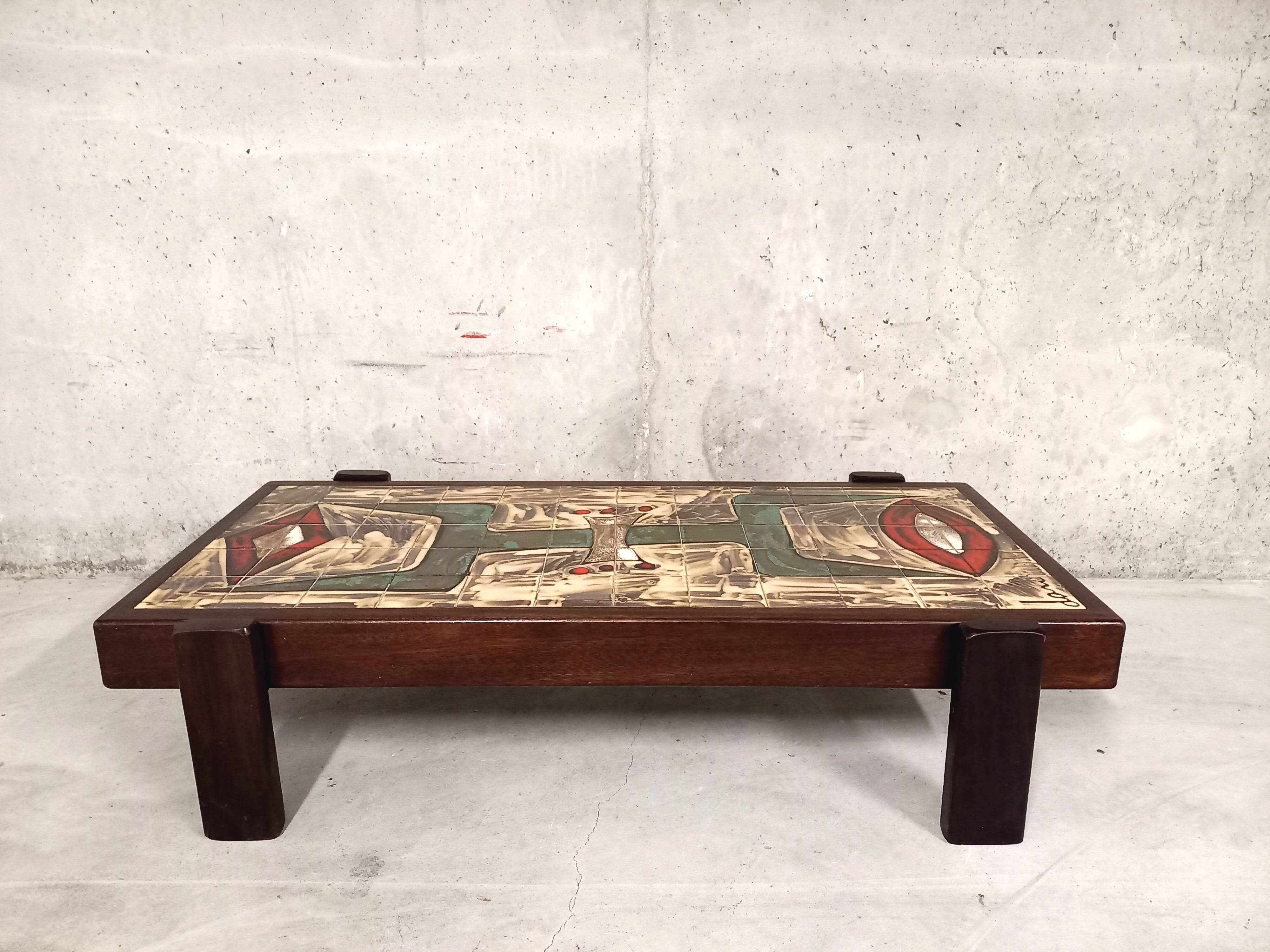 Table basse vintage en bois foncé et céramique signée Dan années 70 | Selency