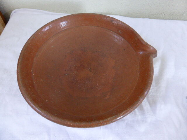 Plat creux en terre cuite vernissée ancienne, jatte avec bec verseur ...