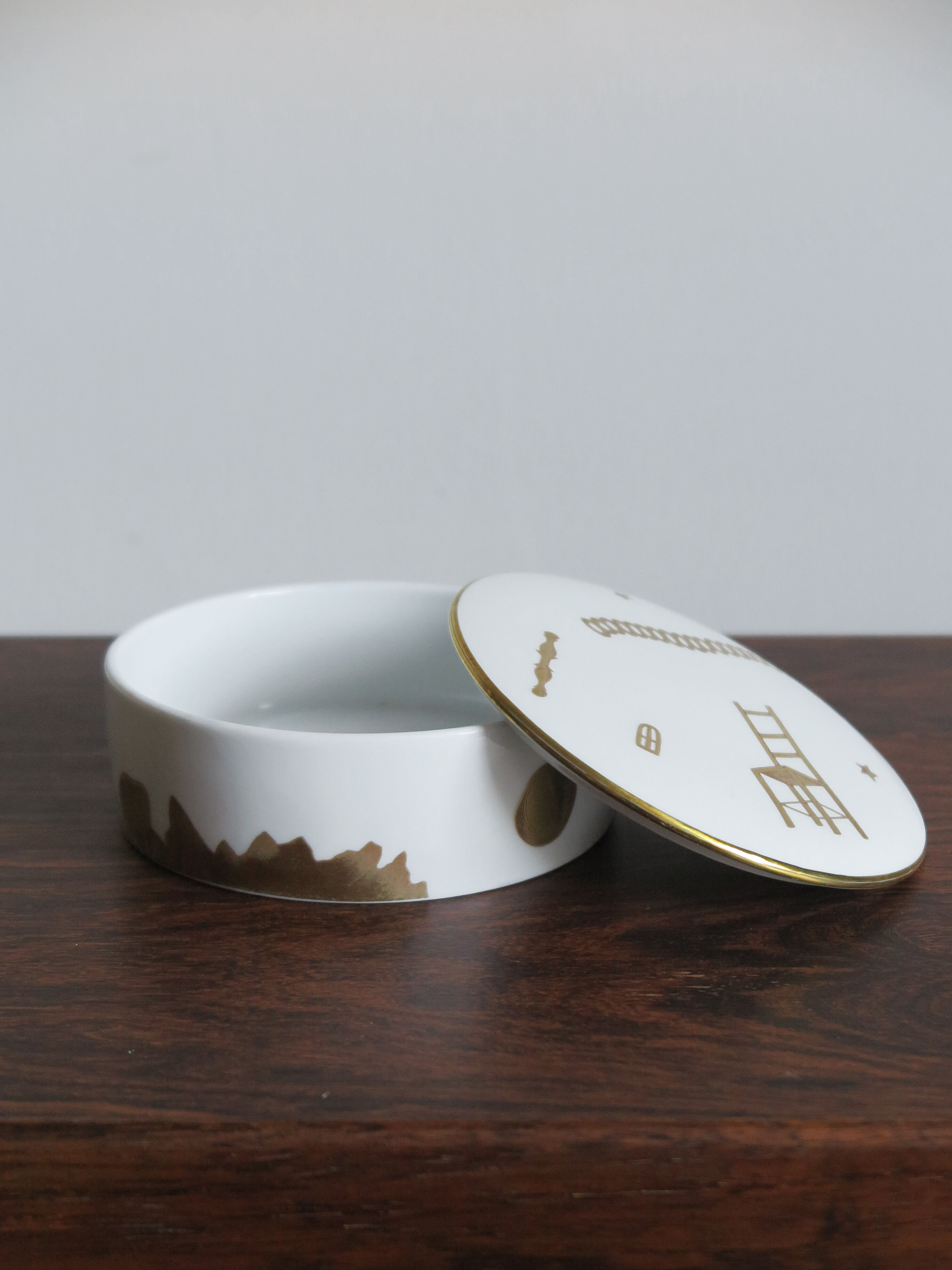 Boîte en porcelaine par Gio Ponti pour Richard Ginori série "Trionfo ...