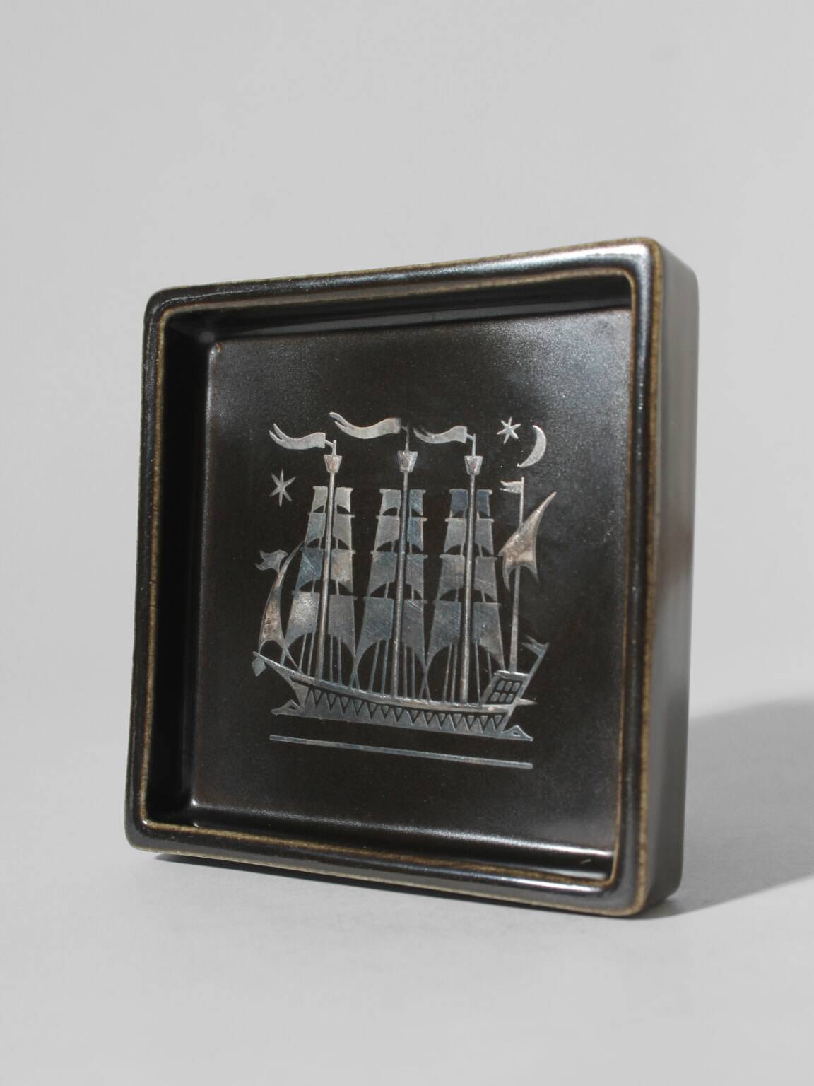 Cendrier en céramique "Facett" de Sven Jonson, pour Gustavsberg, années ...