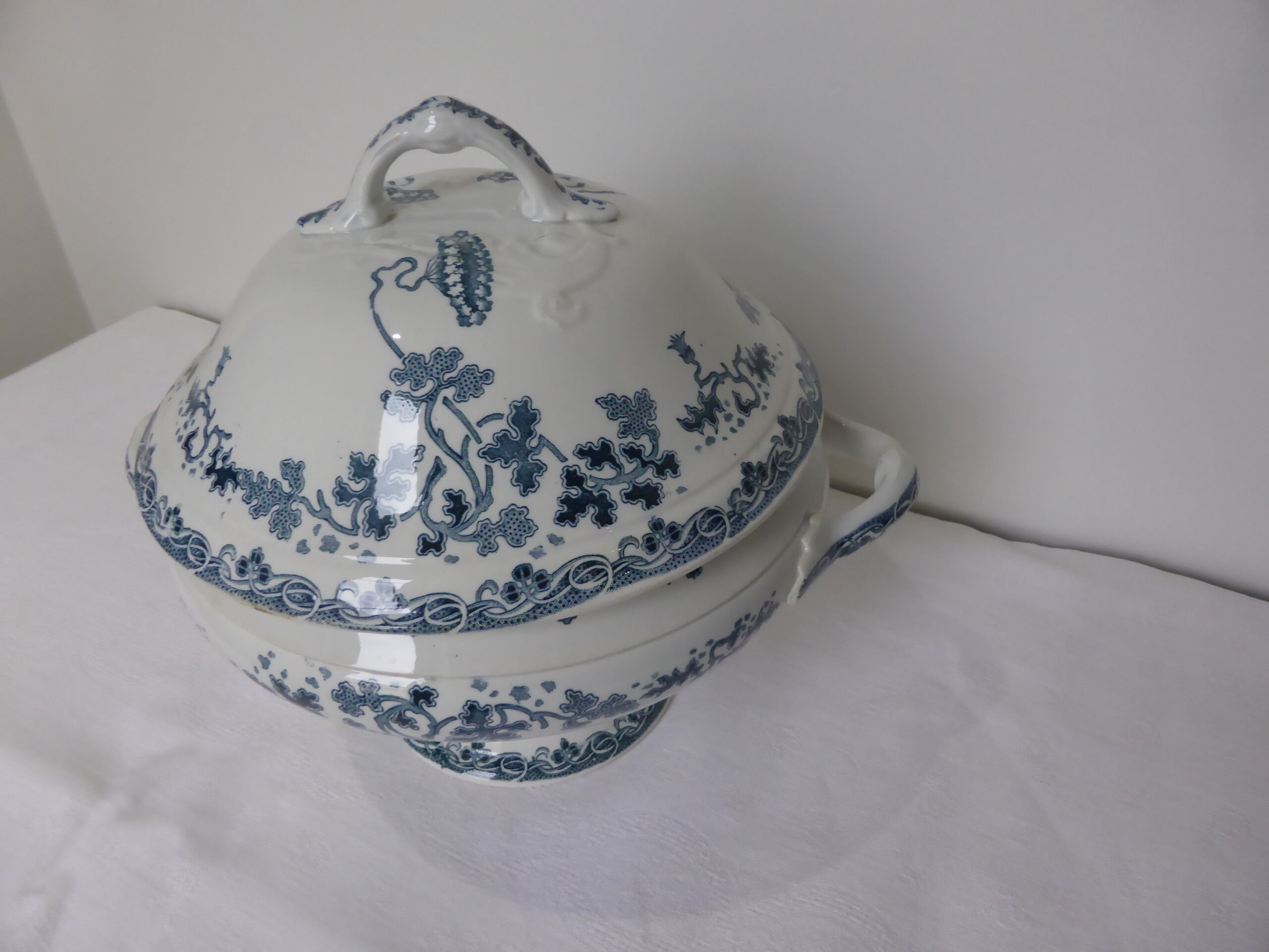 Soupière en terre de fer de St Amand et Hamage modèle Modern Style ...