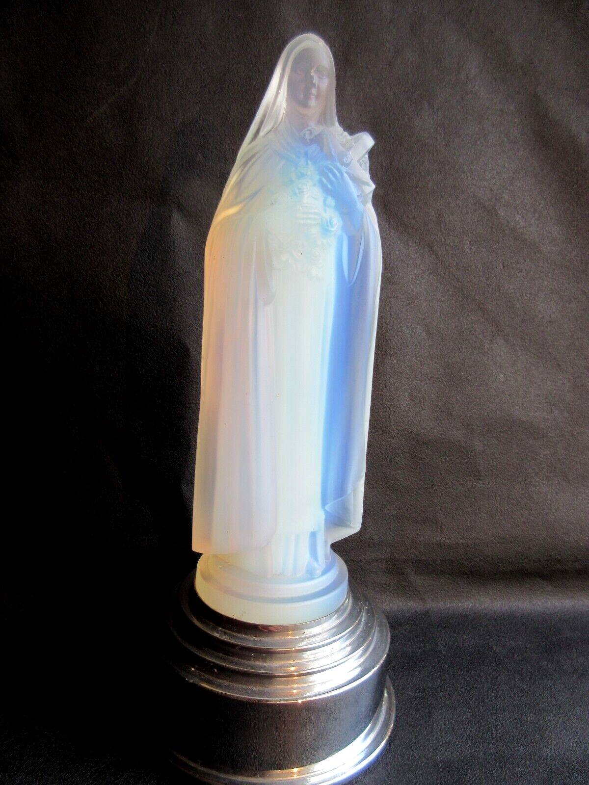 Statue cristal opalescent sur socle chromé Art Déco: Sainte Thérèse de ...
