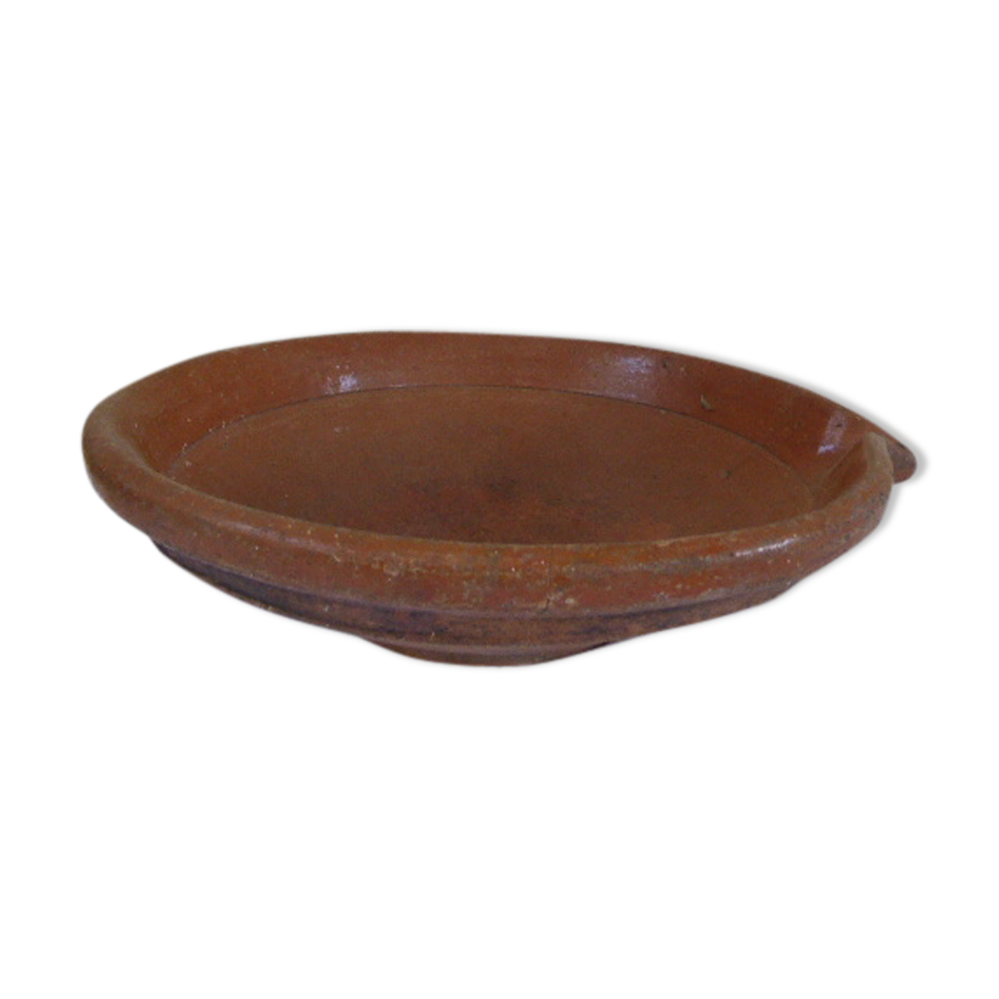 Plat creux en terre cuite vernissée ancienne, jatte avec bec verseur ...