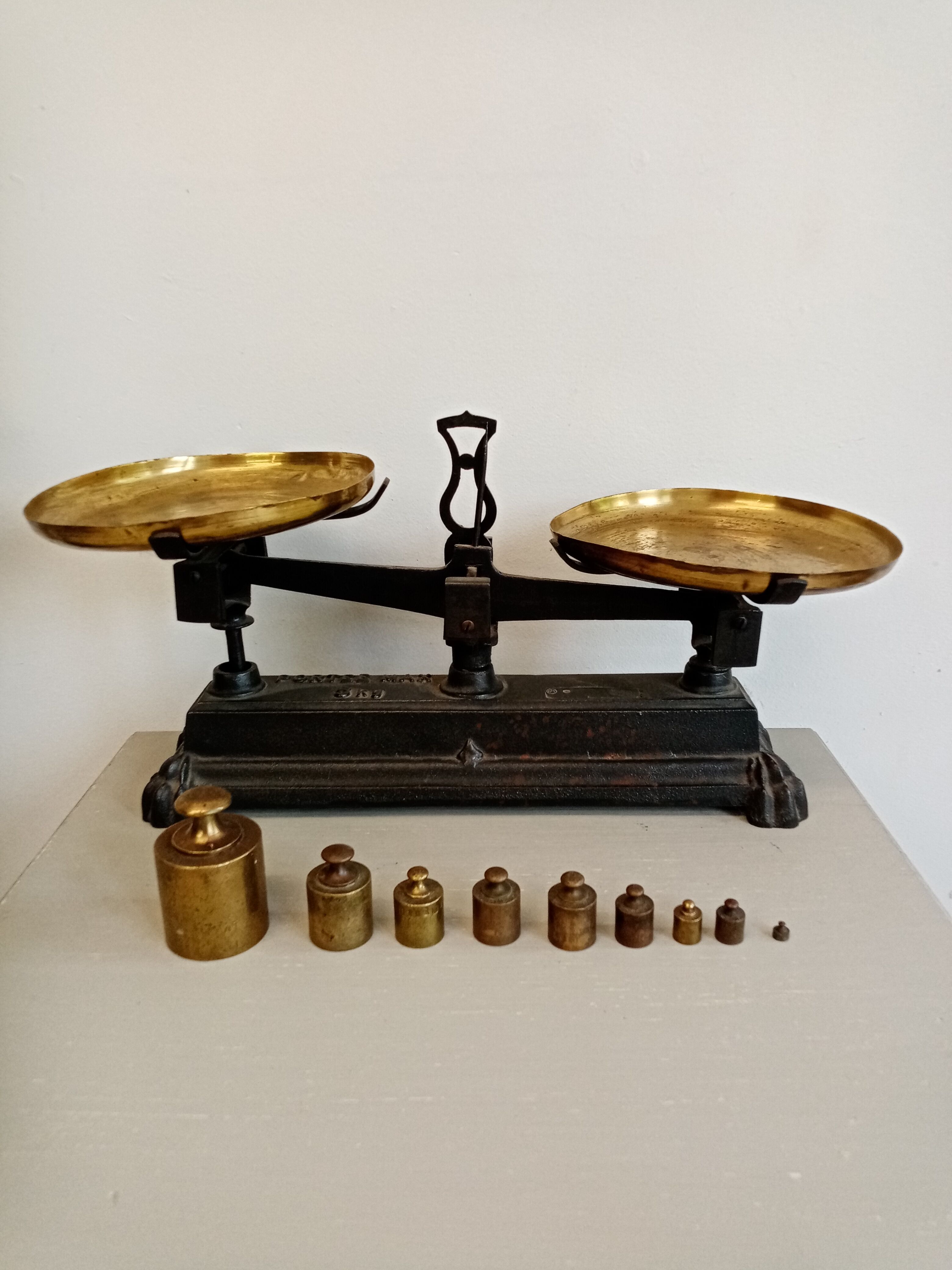 Balance en fonte 2 plateaux et poids | Selency